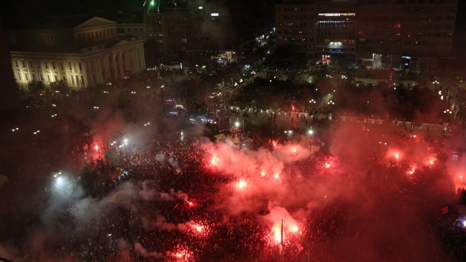 Ολυμπιακός: Ο Πειραιάς καίγεται, η Ελλάδα στους δρόμους για τον Θρύλο ...