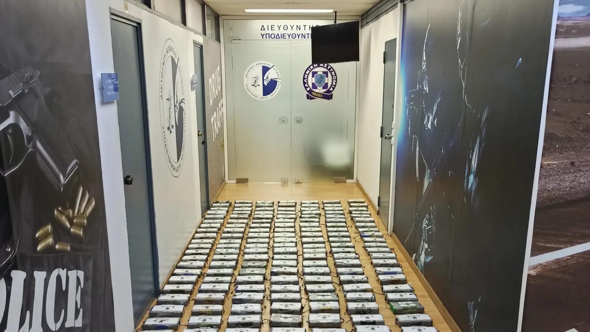 Πειραιάς: Πώς εξαρθρώθηκε η διεθνής σπείρα που μετέφερε 210 κιλά ...