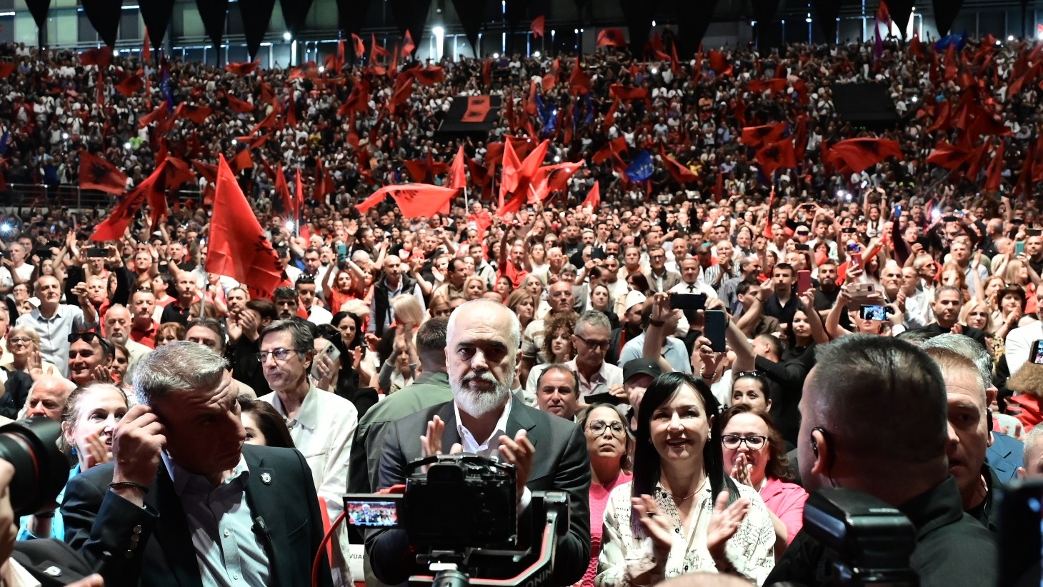 Έντι Ράμα: Γέμισε το κλειστό του Γαλατσίου – Αποθεωτική υποδοχή για τον ...