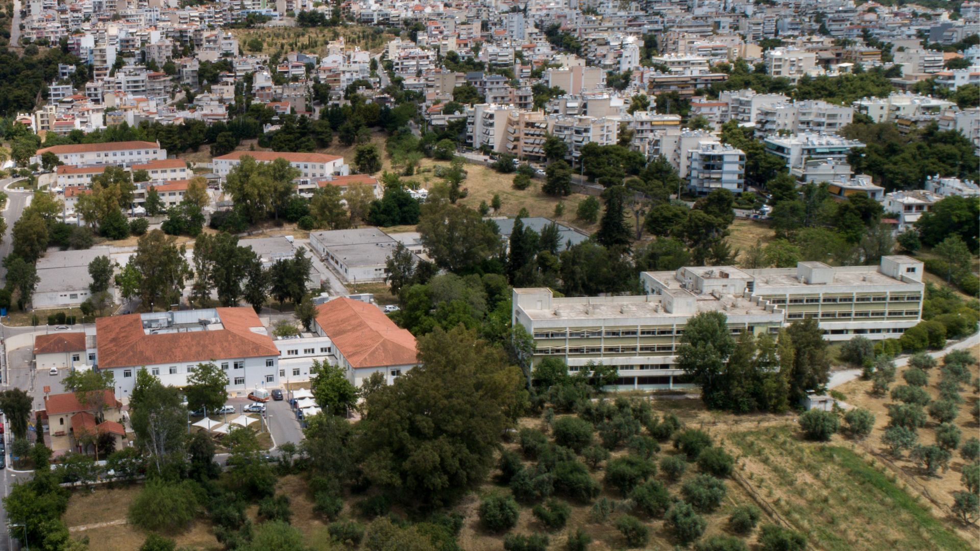 Δαφνί: Αποθήκη ψυχών με ράντζα και ασθενείς από ΜΚΟ που κλείνουν λόγω ...