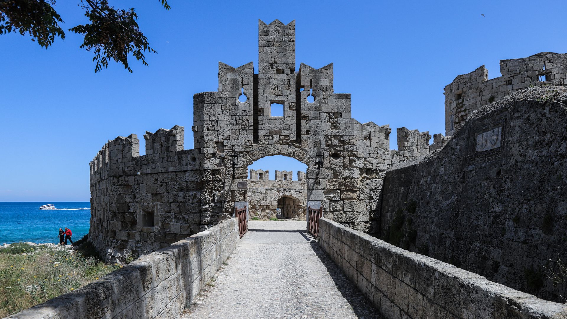 Ρόδος: Χειροπέδες σε Νορβηγό που έψαχνε ανήλικες «για παρέα» με ...