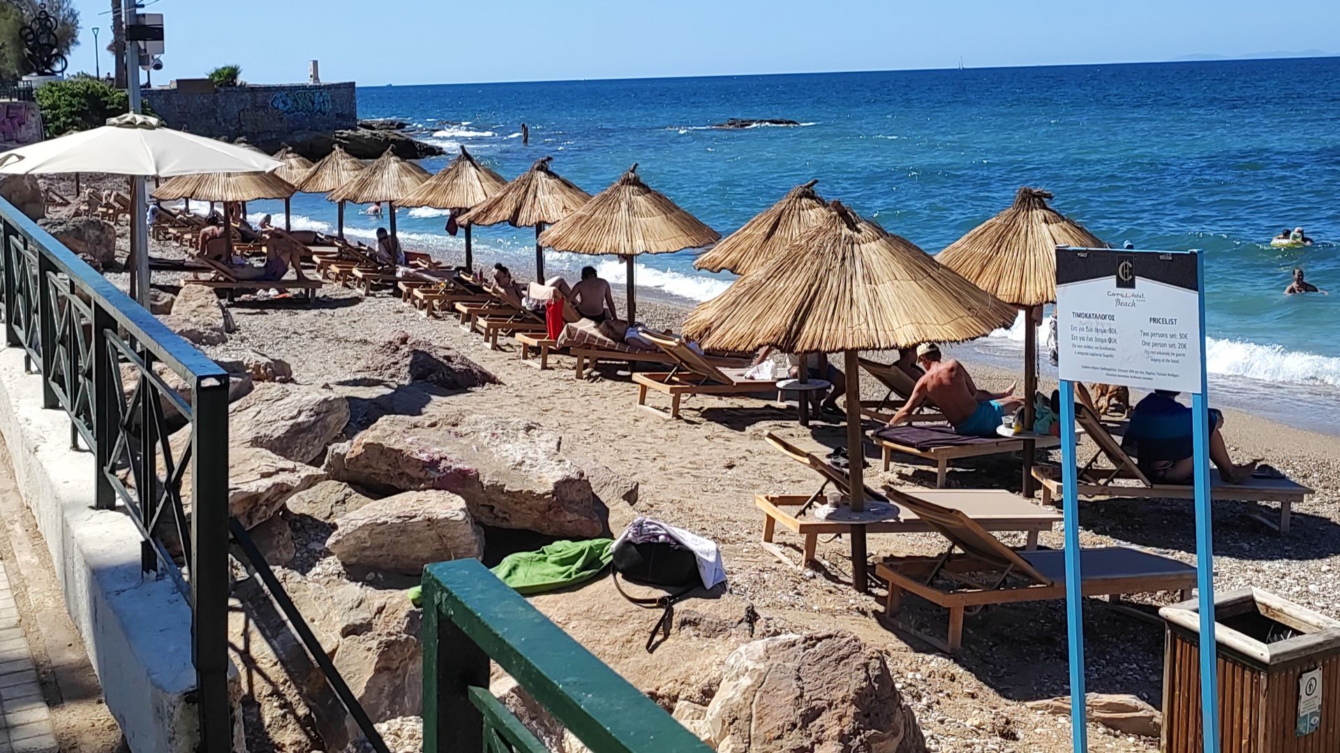 Στα ύψη η τιμή της ξαπλώστρας: Πόσο κοστίζει στις παραλίες της Αττικής ...