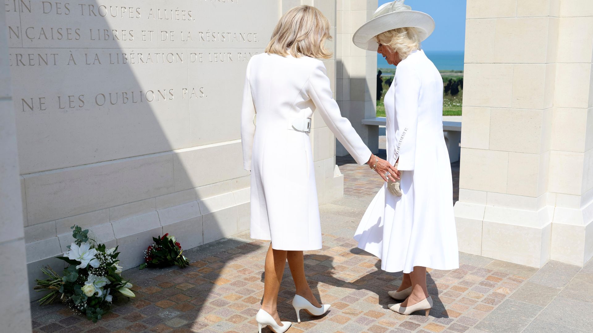 D–Day: Το απρόοπτο με την Μπριζίτ Μακρόν να απλώνει το χέρι της στη ...
