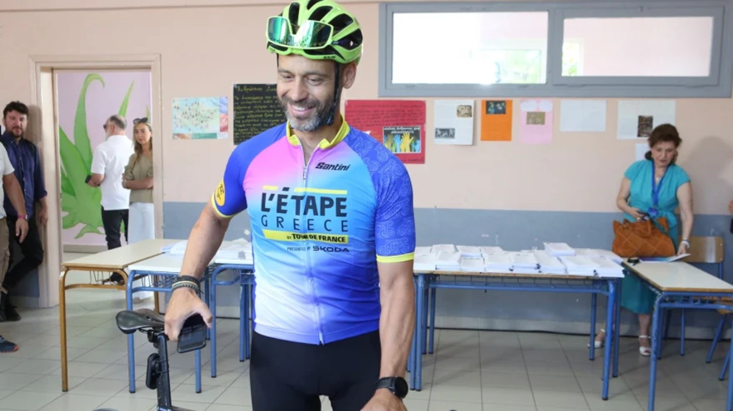 Ευρωεκλογές: Ποδηλάτης μπήκε με το ποδήλατό του σε εκλογικό τμήμα για ...