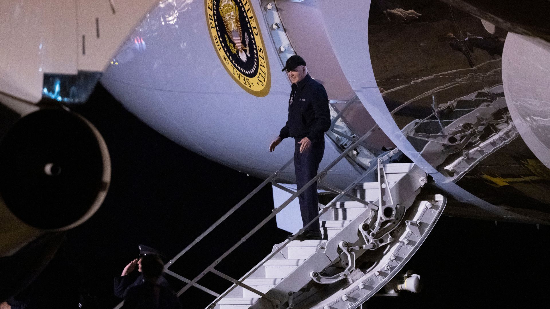 Ο Τζο Μπάιντεν πασχίζει να κατέβει από το Air Force One και να ...