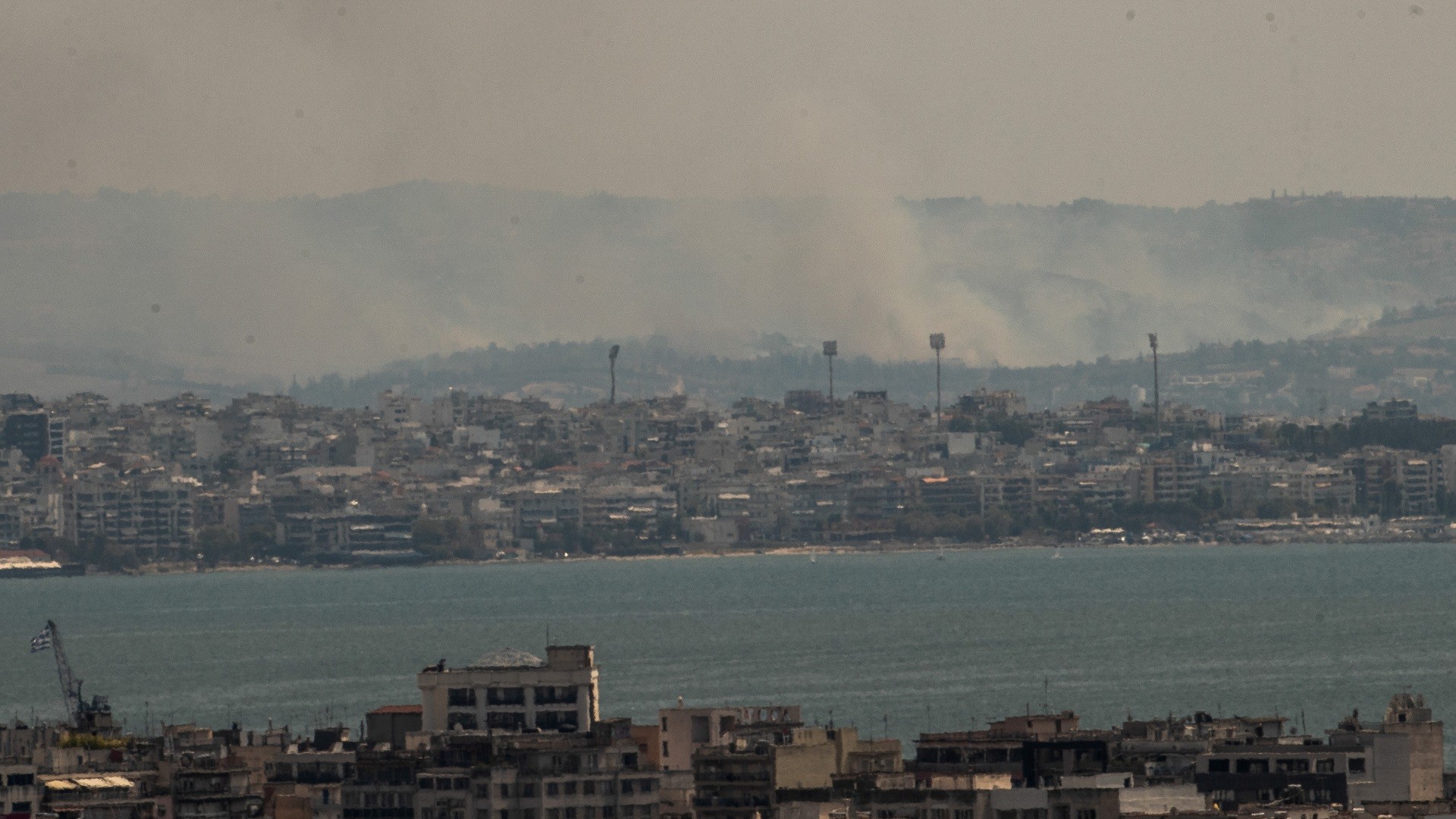 Θεσσαλονίκη: Υπό μερικό έλεγχο η φωτιά στη Θέρμη – Στις αυλές σπιτιών ...