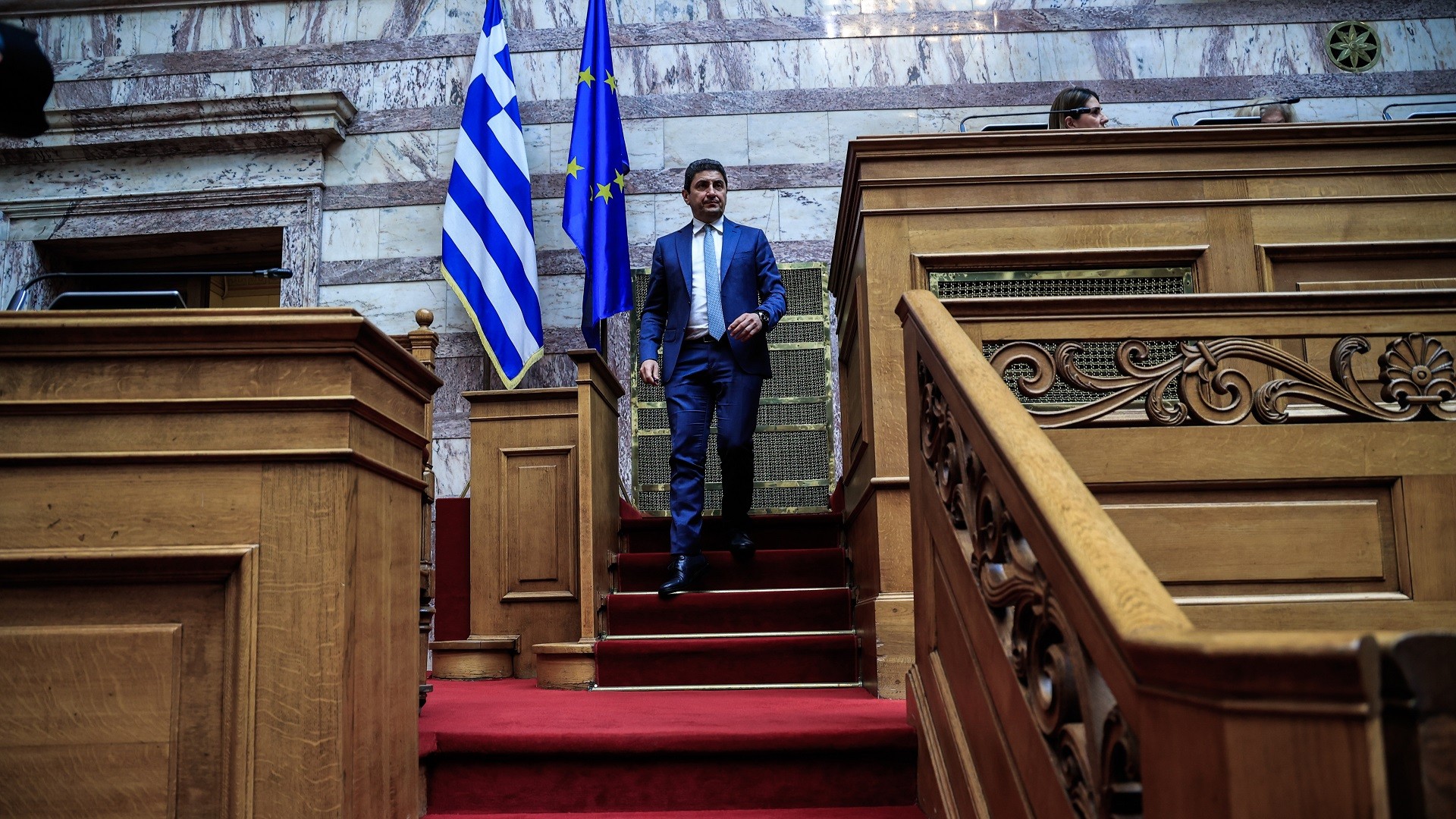 Η ΝΔ διέγραψε τον Αυγενάκη μετά τη χειροδικία σε βάρος υπαλλήλου στο ...