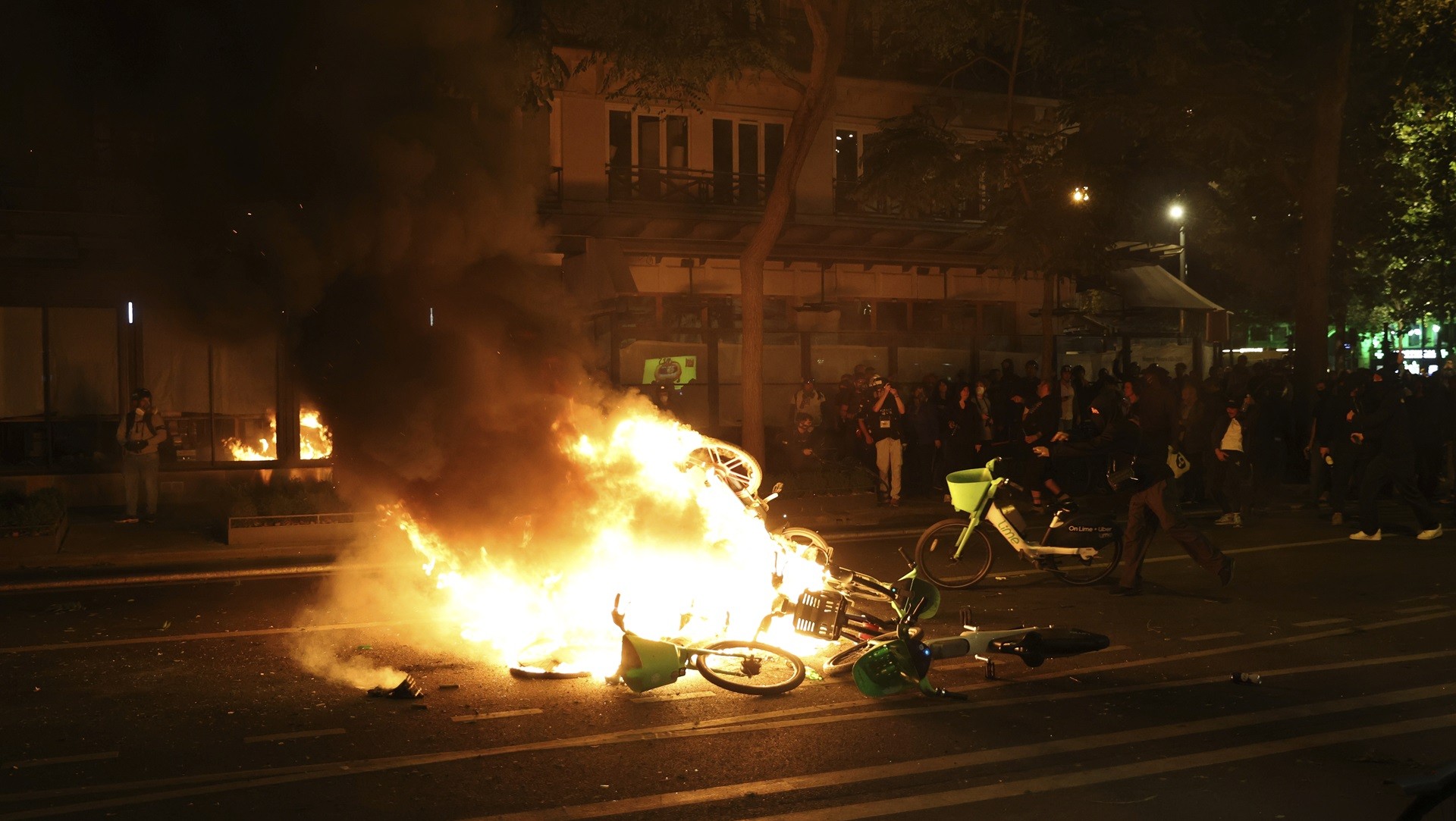 Αγρια επεισόδια στο Παρίσι μεταξύ αστυνομίας και αντιεξουσιαστών ...