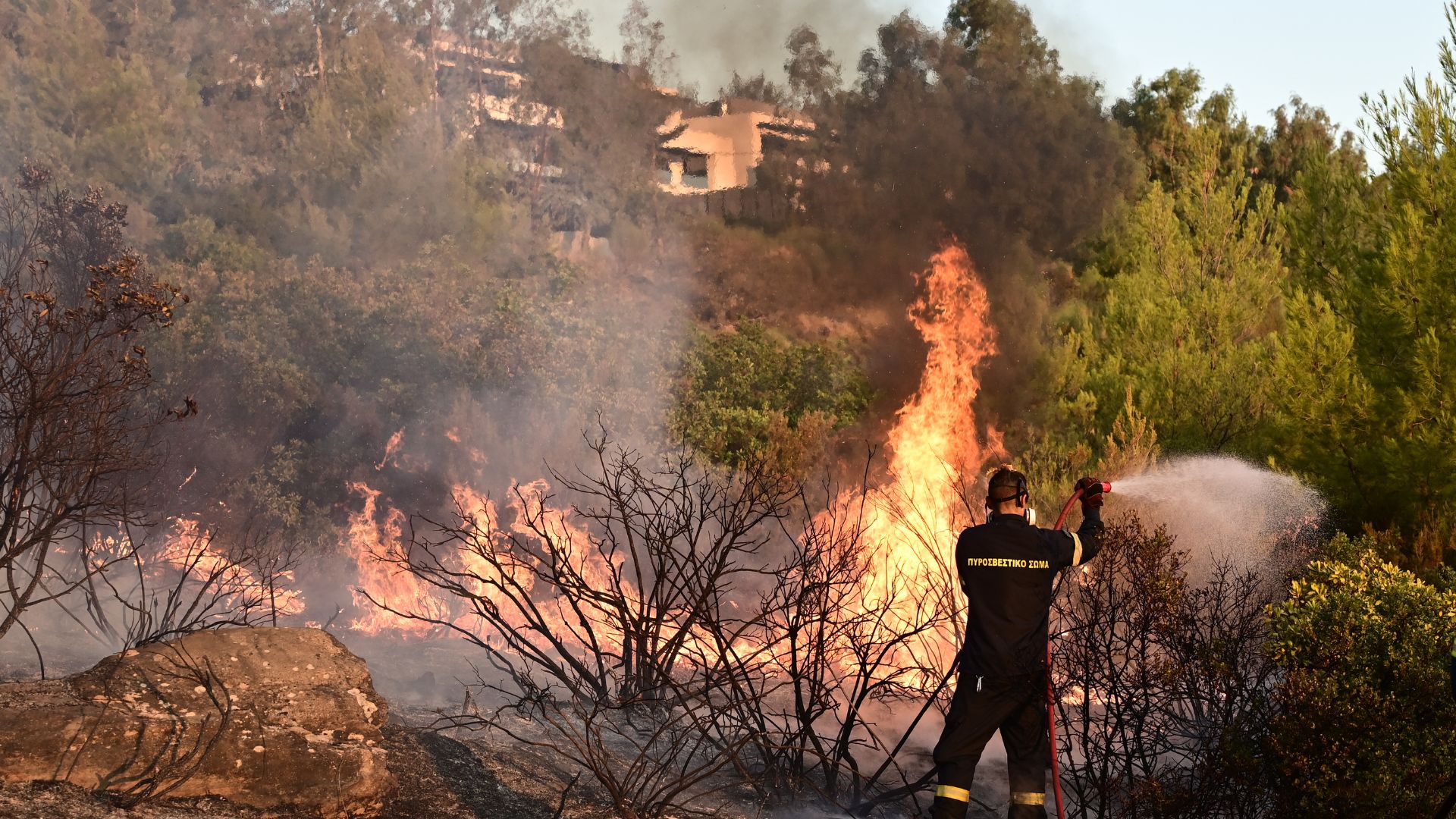 Φωτιά στην Αττική: Πέρασε στην Πεντέλη η φωτιά από τον Βαρνάβα ...