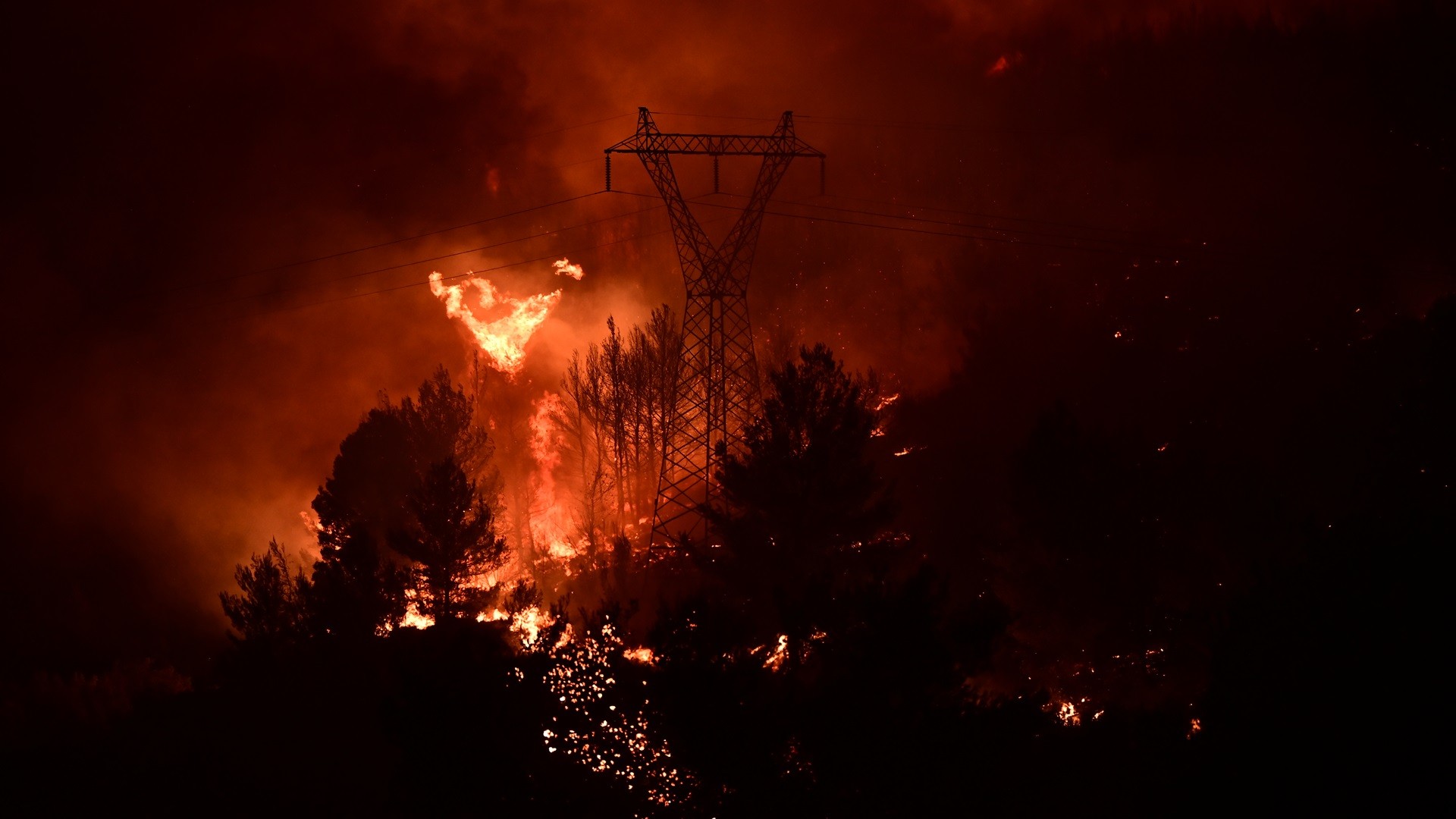 Εκκένωση σε Μαραθώνα και Διόνυσο – Συνεχίζει να μαίνεται η φωτιά στην ...