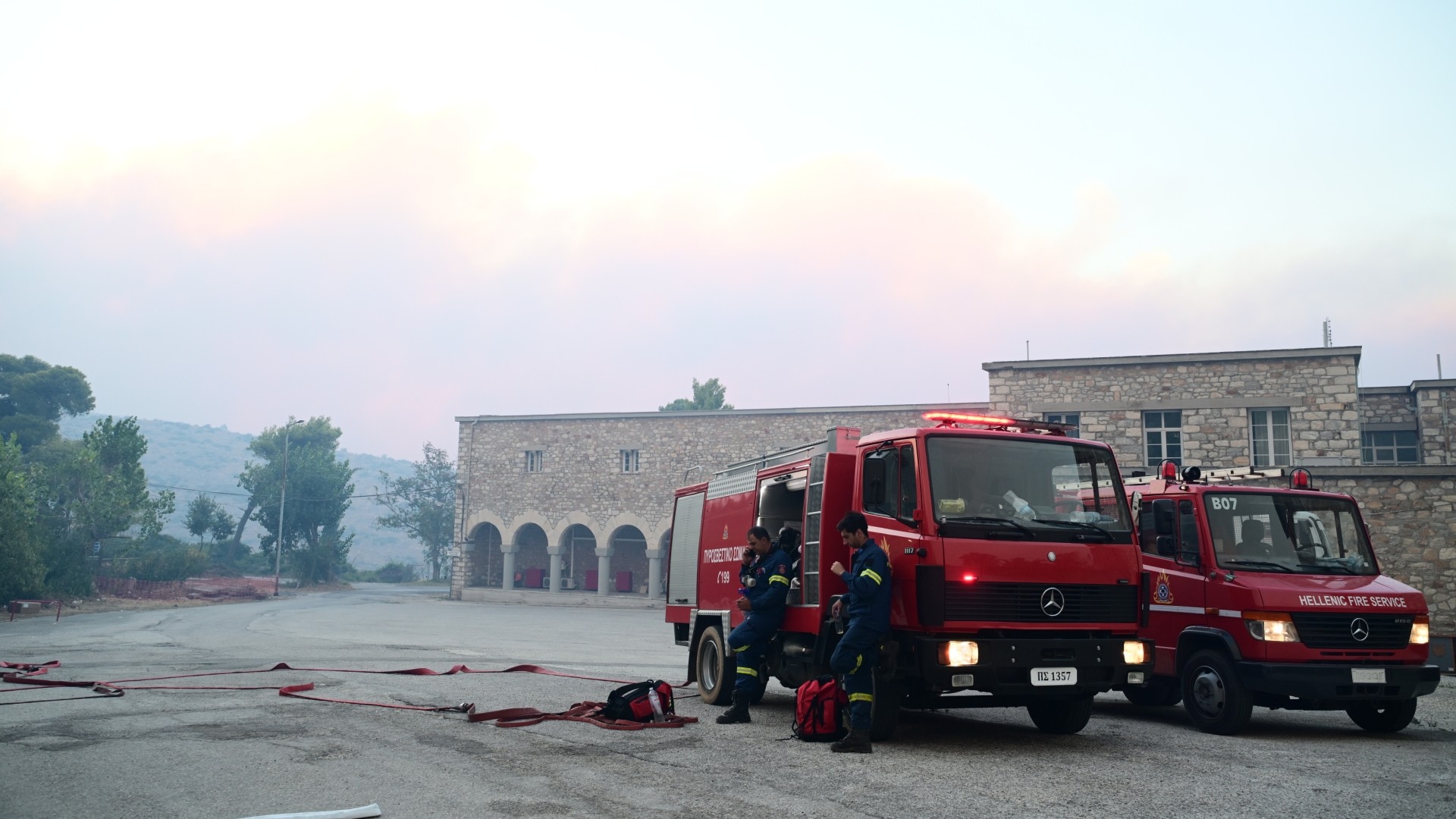 Φωτιά στην Αττική: Νέο 112 για απομάκρυνση από Ντράφι, Διώνη και ...