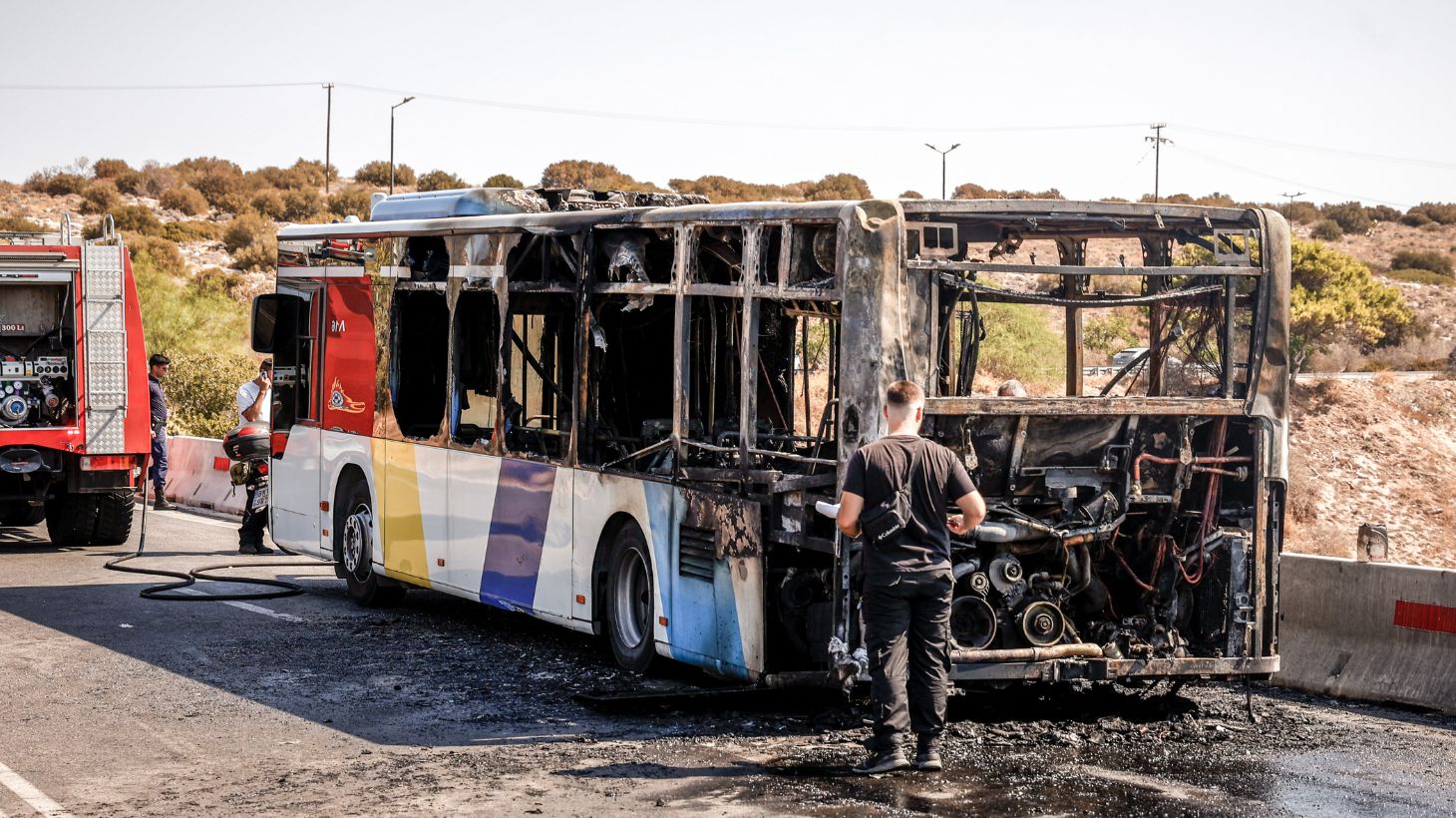 Βουλιαγμένη: Κάηκε ολοσχερώς το λεωφορείο που έπιασε φωτιά – Μετέφερε 5 ...