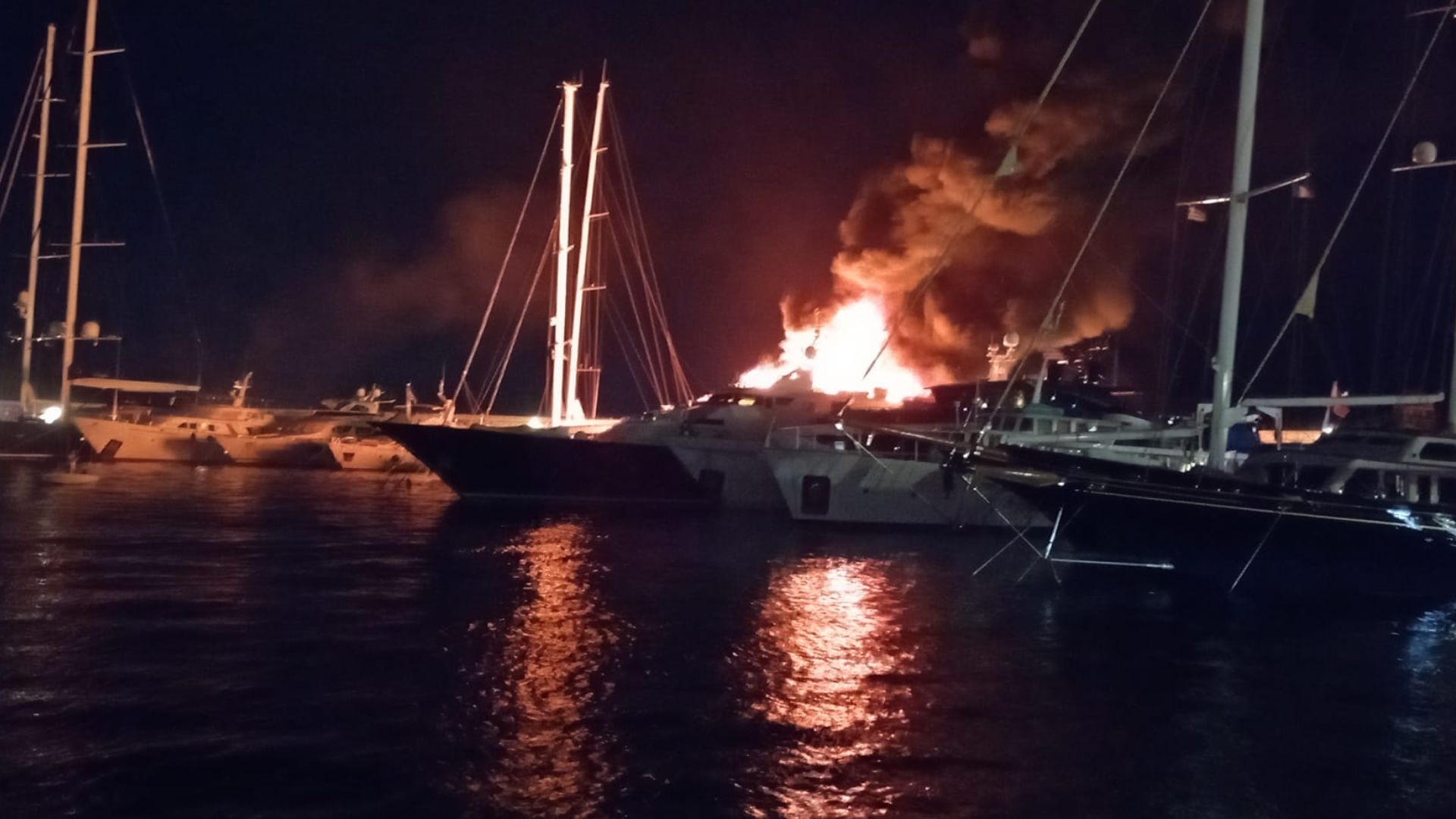 Μαρίνα Ζέας: Τρία σκάφη τυλίχτηκαν στις φλόγες – Συναγερμός σε ...