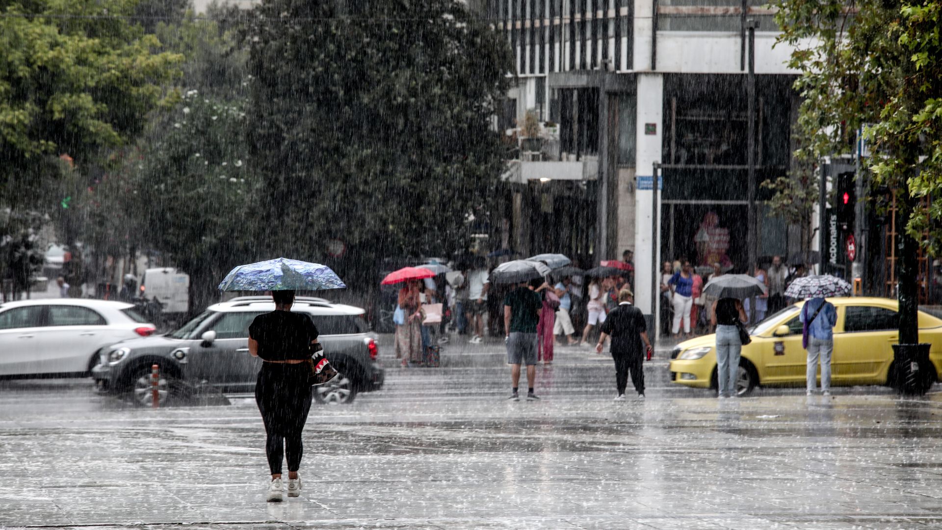Η κακοκαιρία χτύπησε την Αττική: Κεραυνοί, καταιγίδες και διακοπές ...