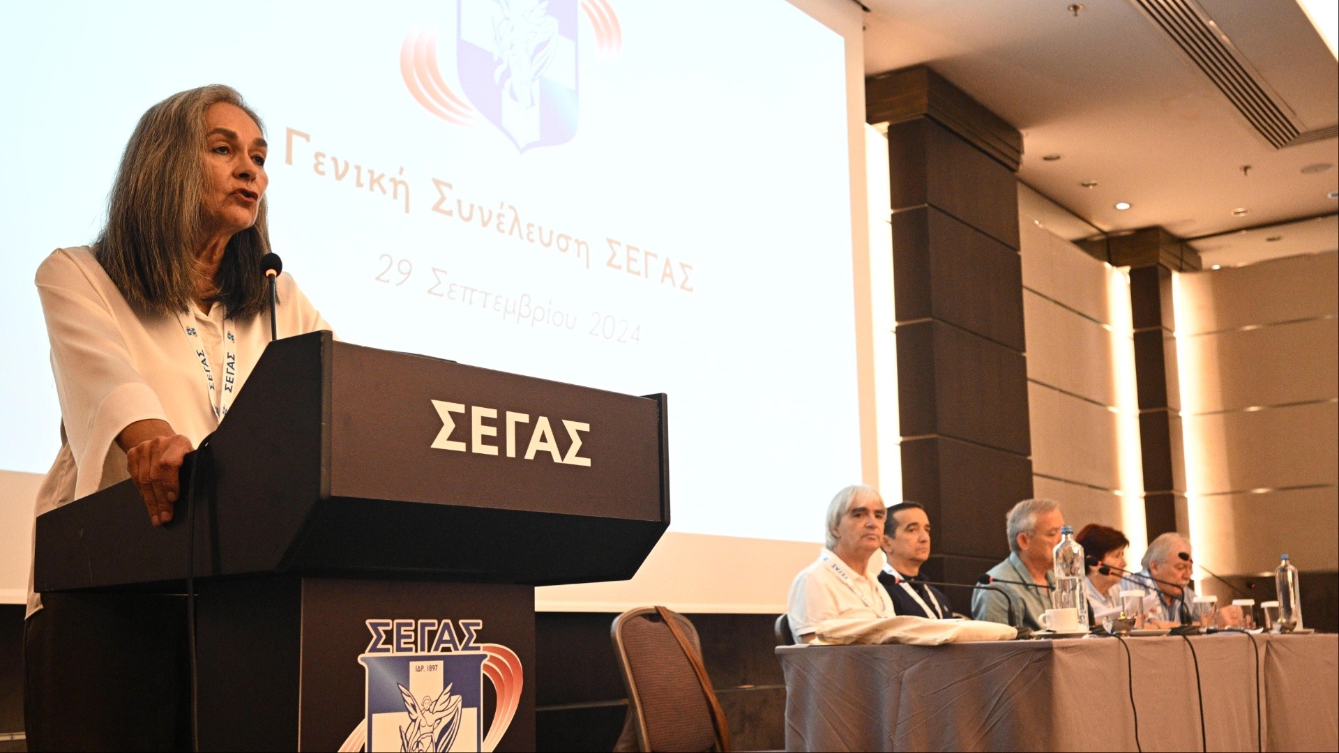 Θριαμβευτική επανεκλογή της Σοφίας Σακοράφα στη θέση της προέδρου στο ...