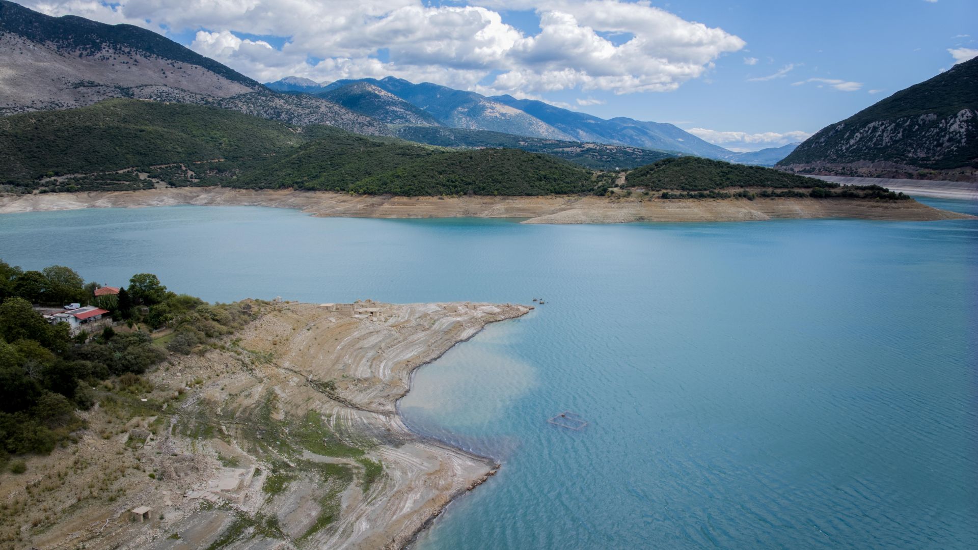 Απόκοσμες εικόνες από τη λίμνη του Μόρνου: Έπεσε η στάθμη και ...