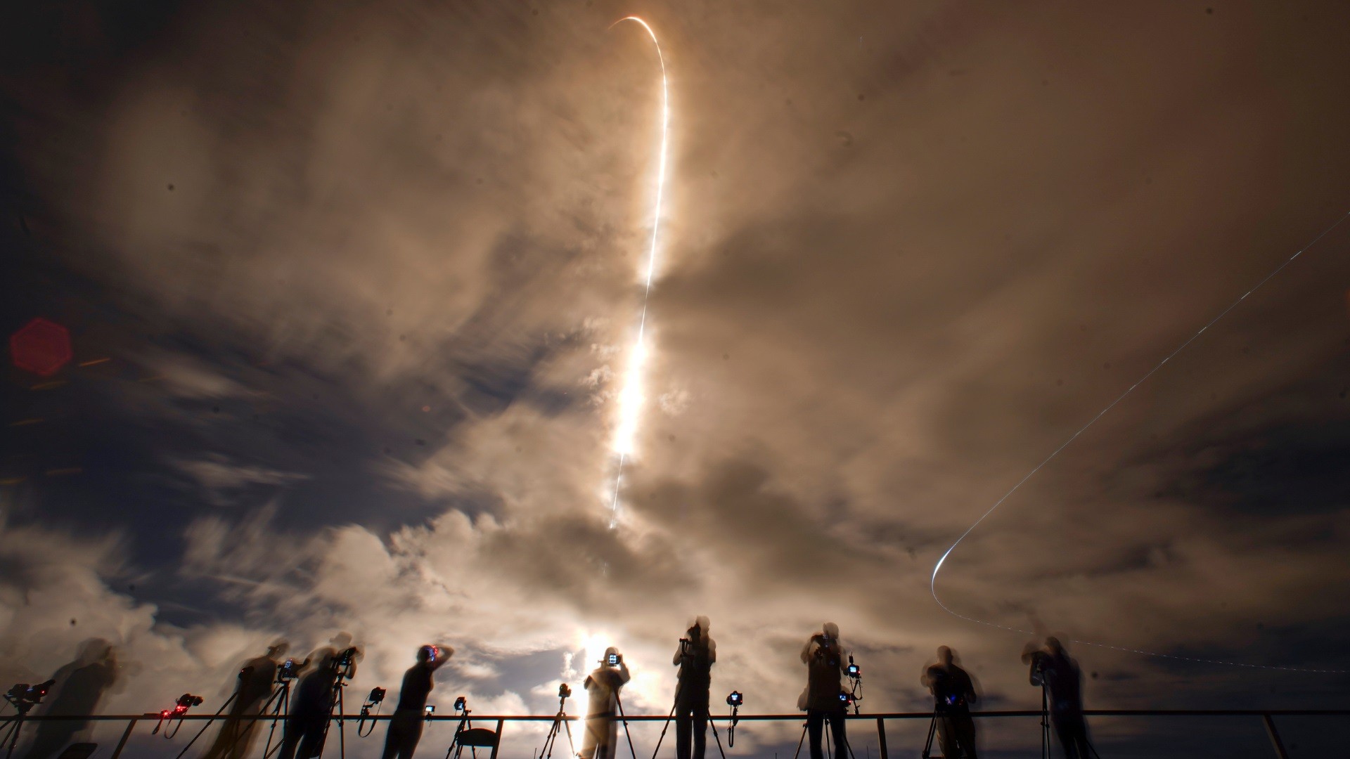 SpaceX: Ο πρώτος ιδιωτικός «διαστημικός περίπατος» στην ιστορία (Videos ...