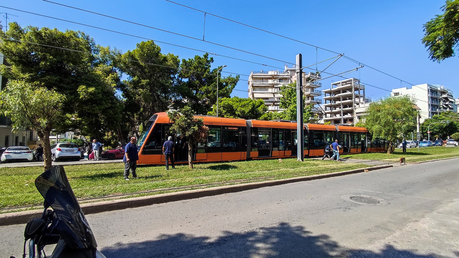 Νέα Σμύρνη: Εκτός κινδύνου ο 15χρονος που παρασύρθηκε από το τραμ ...