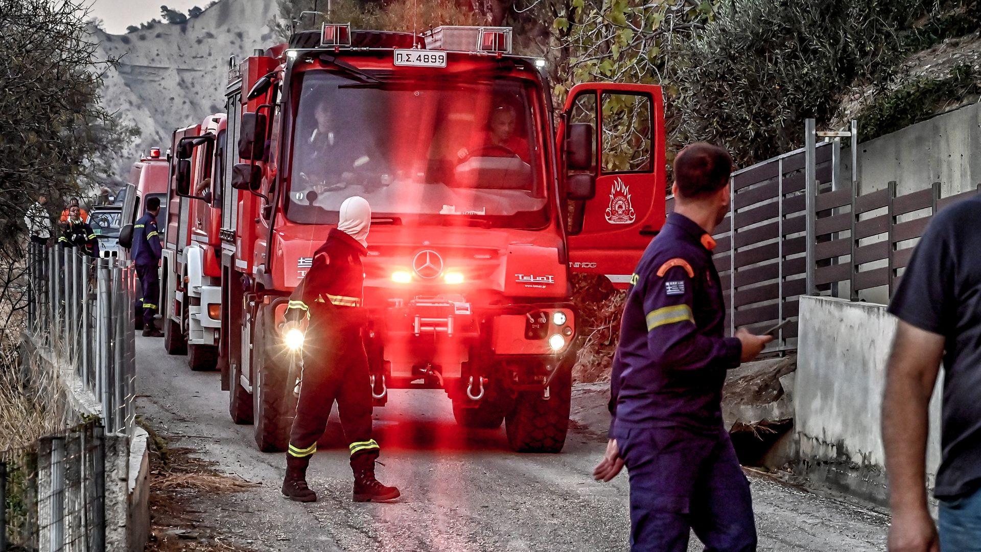 Φωτιά Ξυλόκαστρο: Σκληρή μάχη με τις αναζωπυρώσεις, μπαράζ 112 για ...