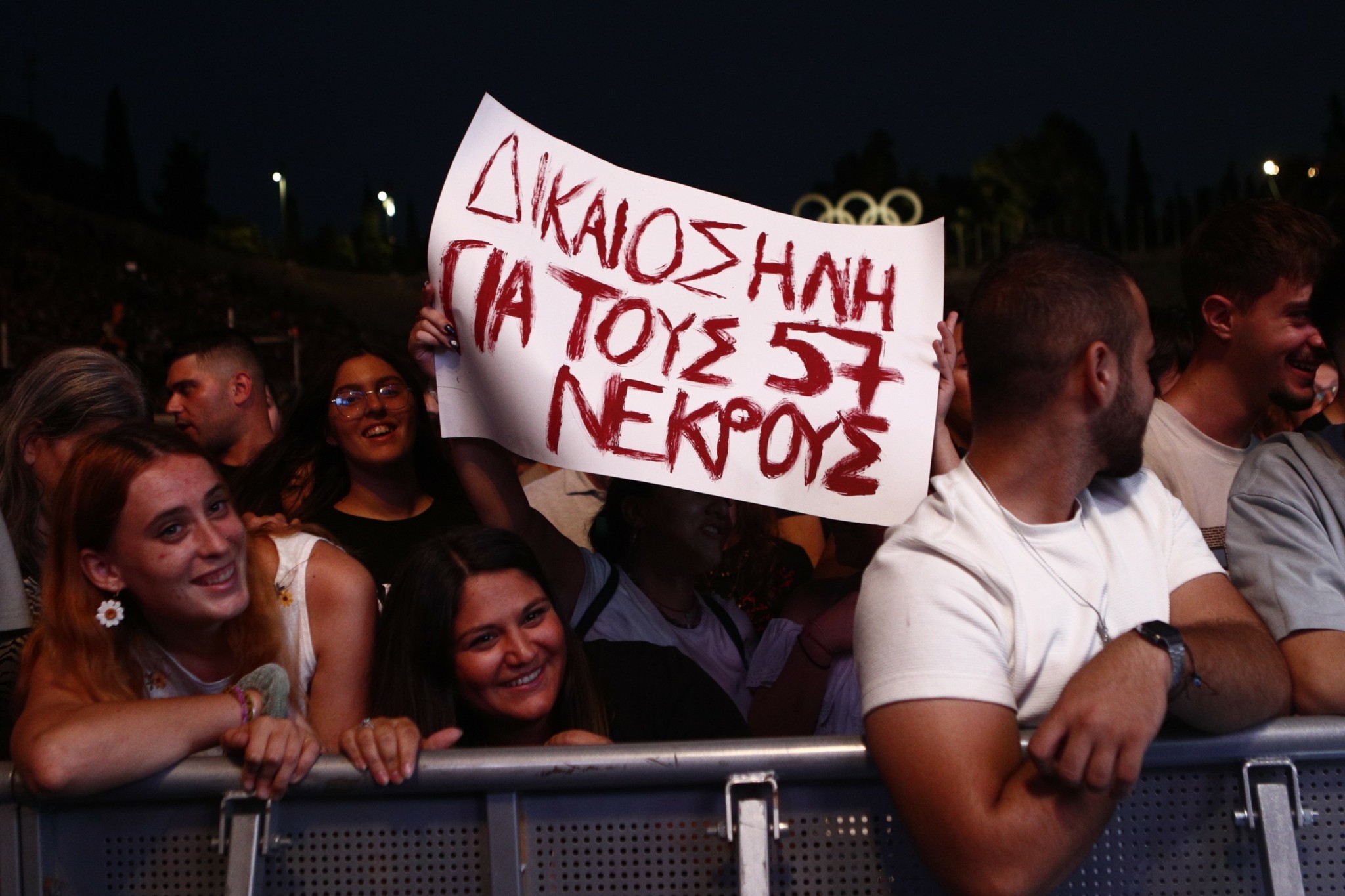 Ρίγη συγκίνησης στο Καλλιμάρμαρο στη συναυλία για τα 57 θύματα των ...