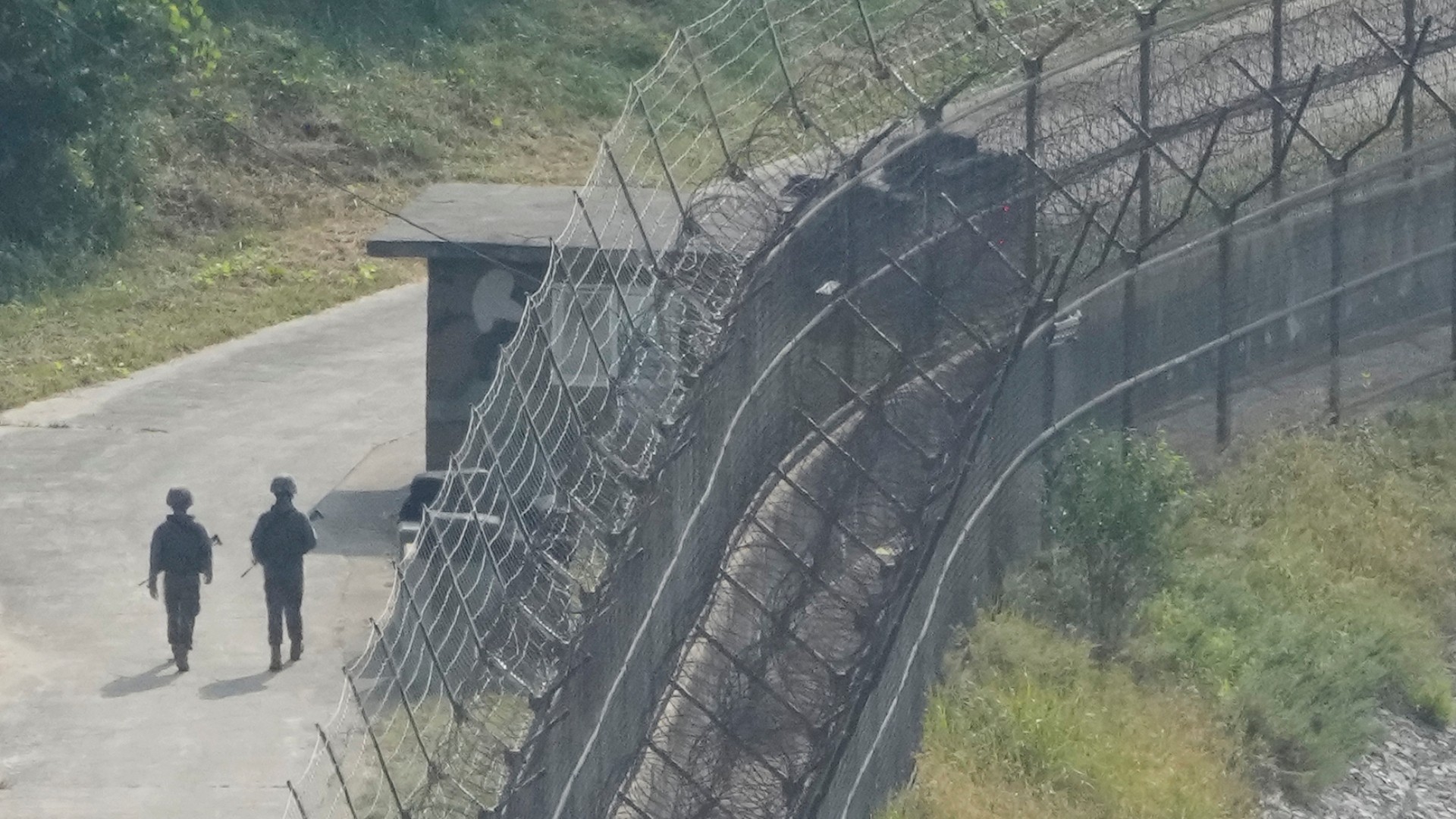 Βόρεια Κορέα: Περίεργη κινητικότητα, ανατινάζει δρόμους που τη συνδέουν ...