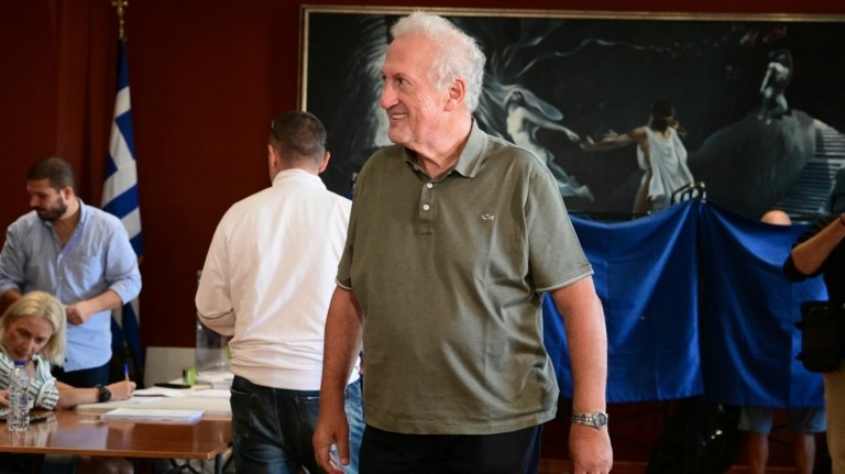 Ο Κώστας Σκανδαλίδης επιστρέφει με νέο βιβλίο: «Το βιολί του παπα ...