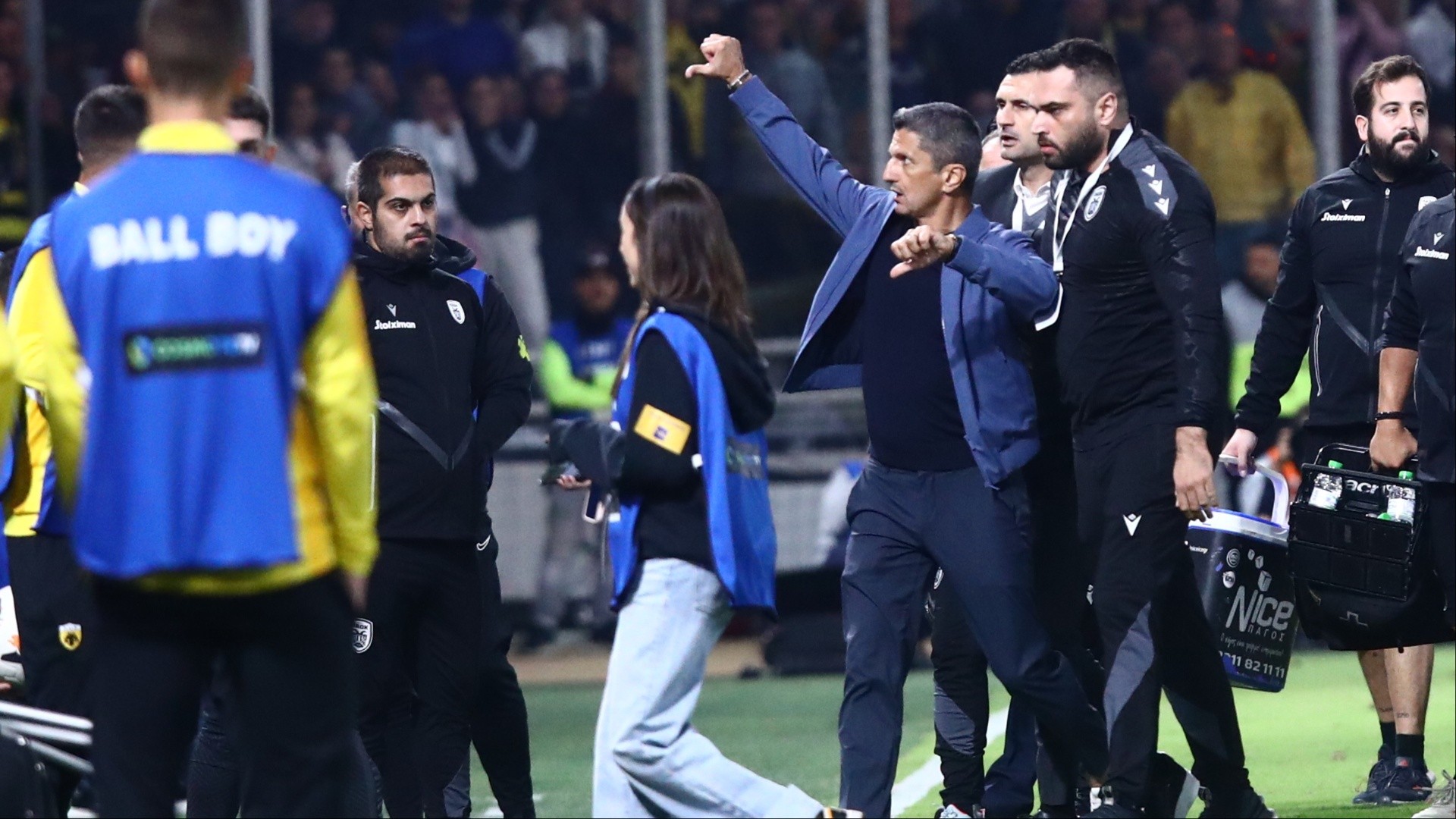 Χαμός με Λουτσέσκου στη Νέα Φιλαδέλφεια: Η χειρονομία του που εξόργησε ...