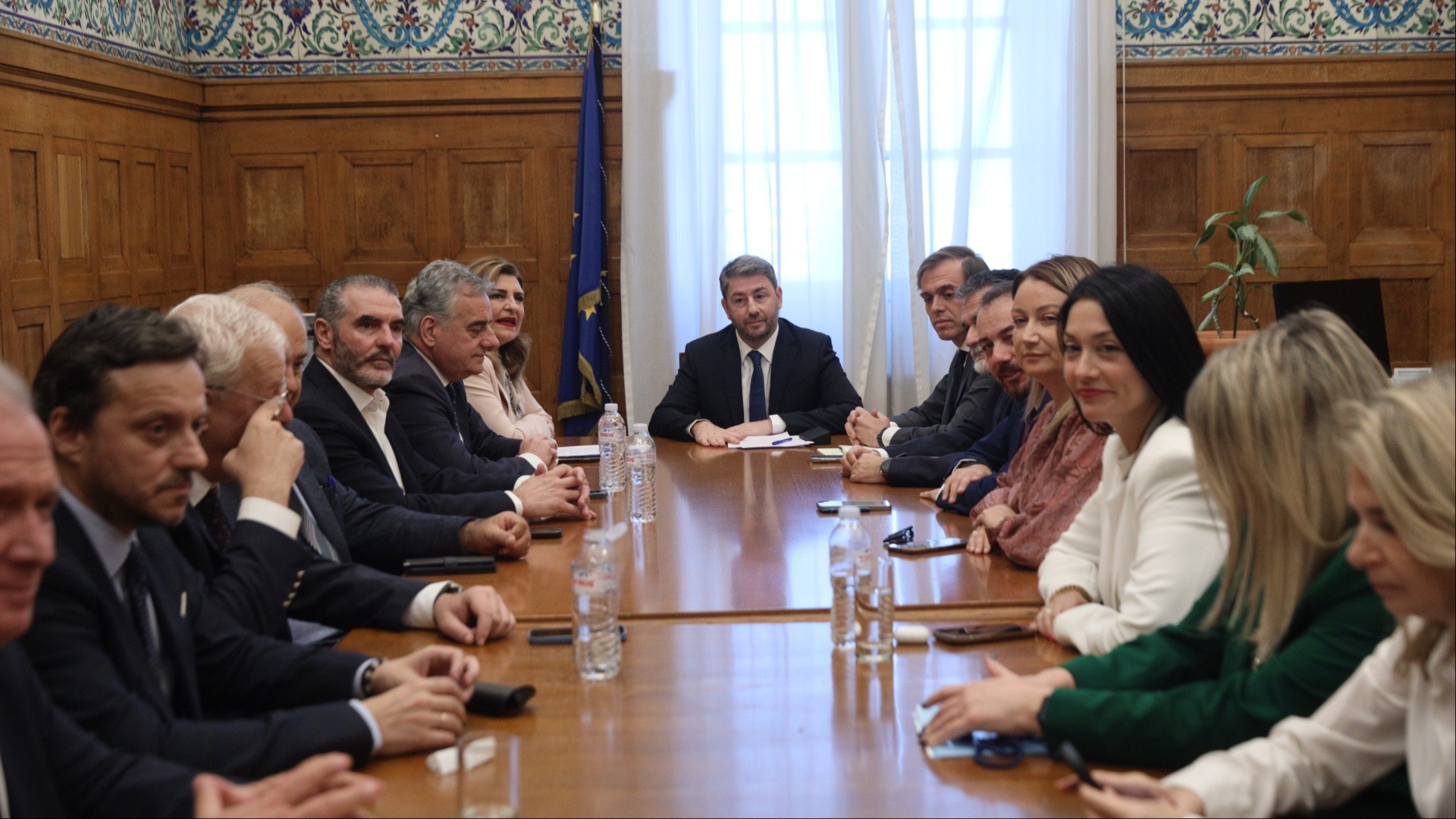 ΠΑΣΟΚ: Τα νέα πρόσωπα και η «παλιά φρουρά» – Ποιοι βρίσκονται δίπλα ...