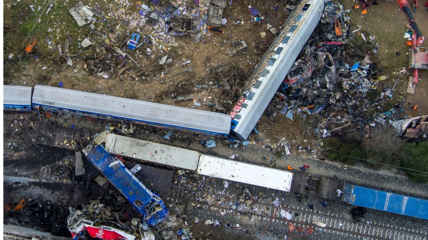 Τεμπη: Σοκαριστικές εικόνες με προσωπικά αντικείμενα και βιολογικό ...