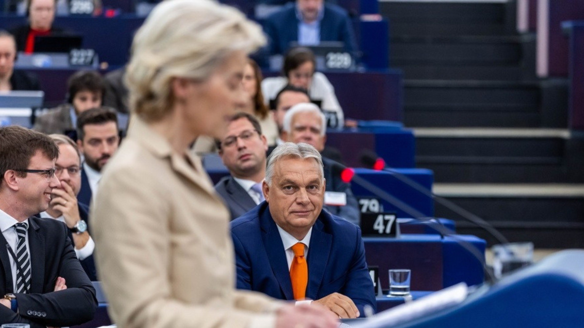 Χάος μετά την ομιλία Όρμπαν στο Ευρωπαϊκό Κοινοβούλιο – Επίθεση από φον ...