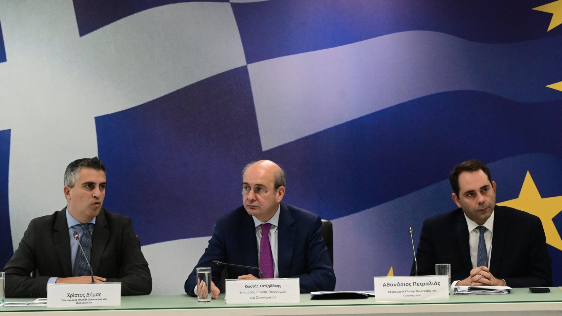 Aφορολόγητα τα φιλοδωρήματα ως 300 ευρώ λέει τώρα το Υπ. Οικονομικών ...
