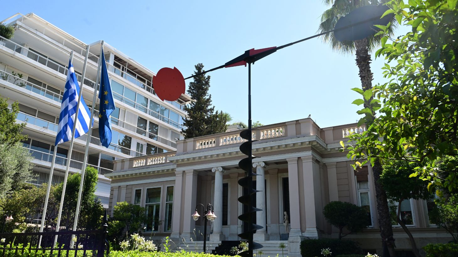 Κυβέρνηση: Αφήνει πίσω… Σαμαρά και Καραμανλή, τρέχει για οικονομία και ...