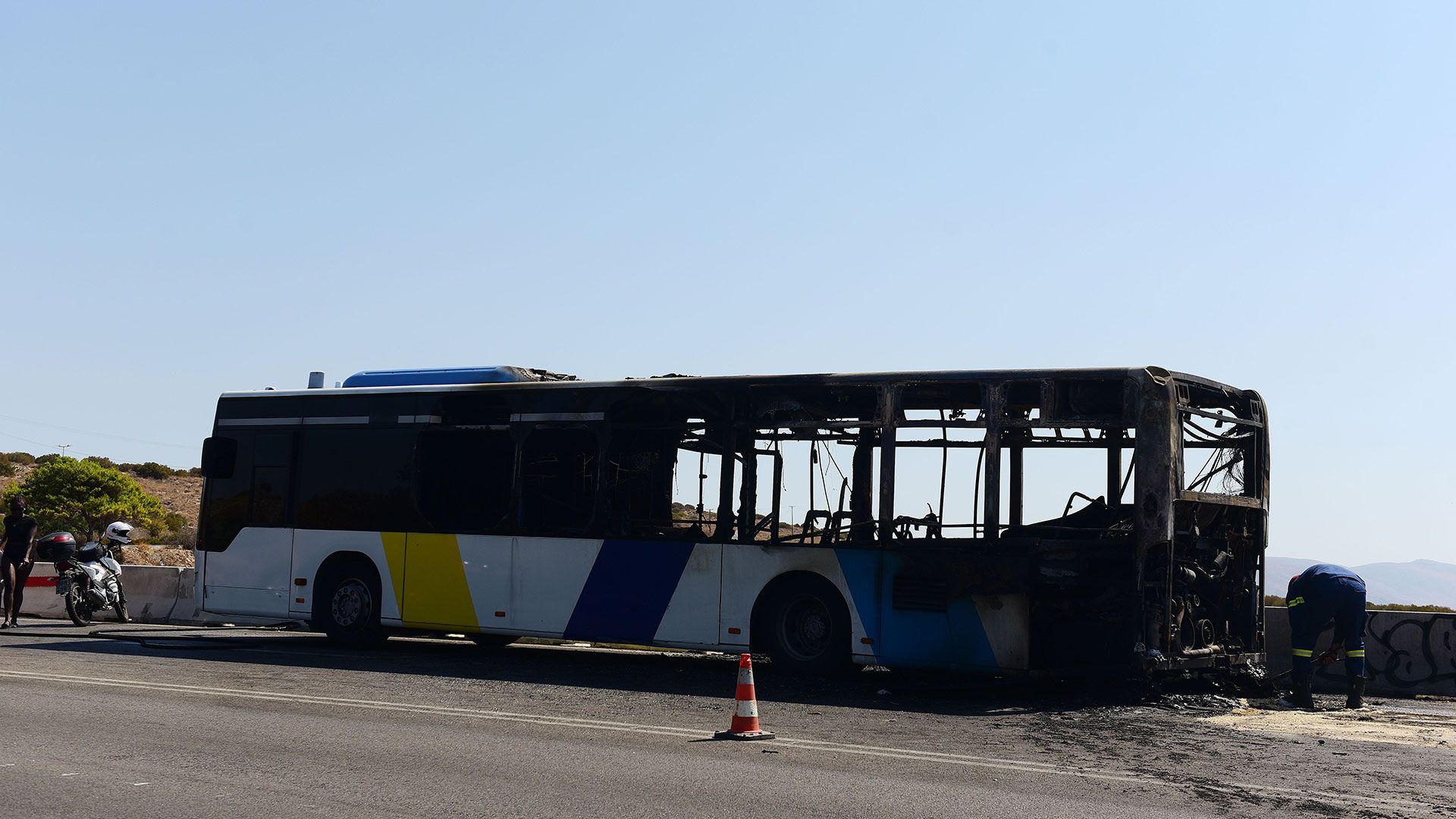 Θεσσαλονίκη: Πυρκαγιά σε λεωφορείο έξω από την Αγχίαλο | topontiki.gr