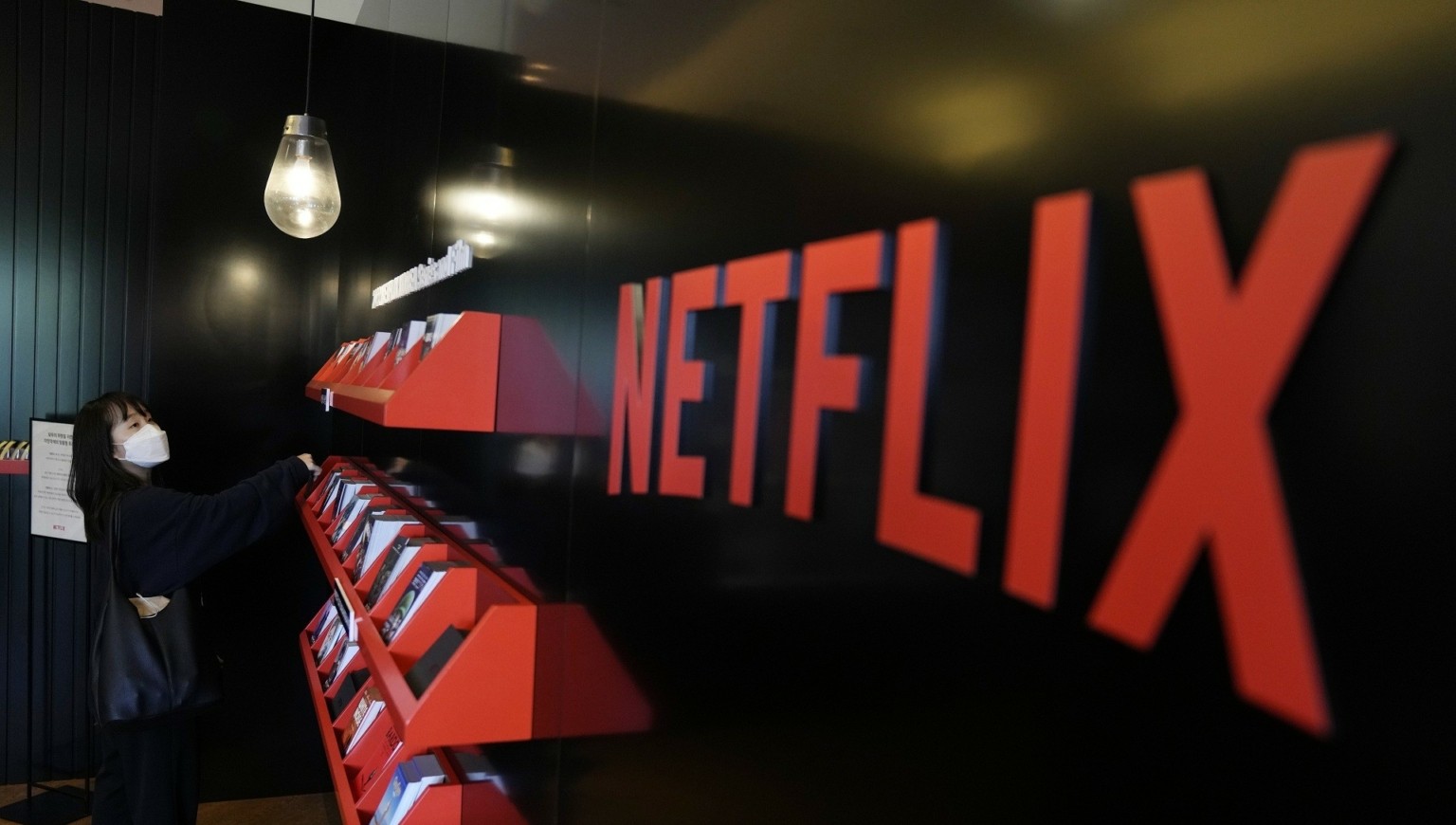 Netflix: Θα ρίξει 18 δισ. δολάρια σε μετρητά το 2025 για περιεχόμενο ...