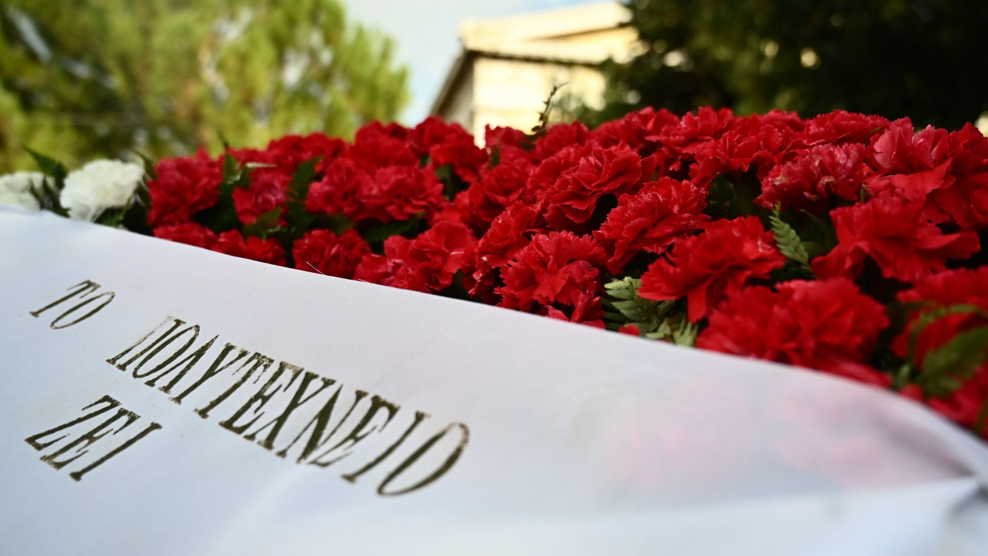Πολυτεχνείο: 51 χρόνια μετά την ιστορική εξέγερση – Πολίτες συρρέουν με ...