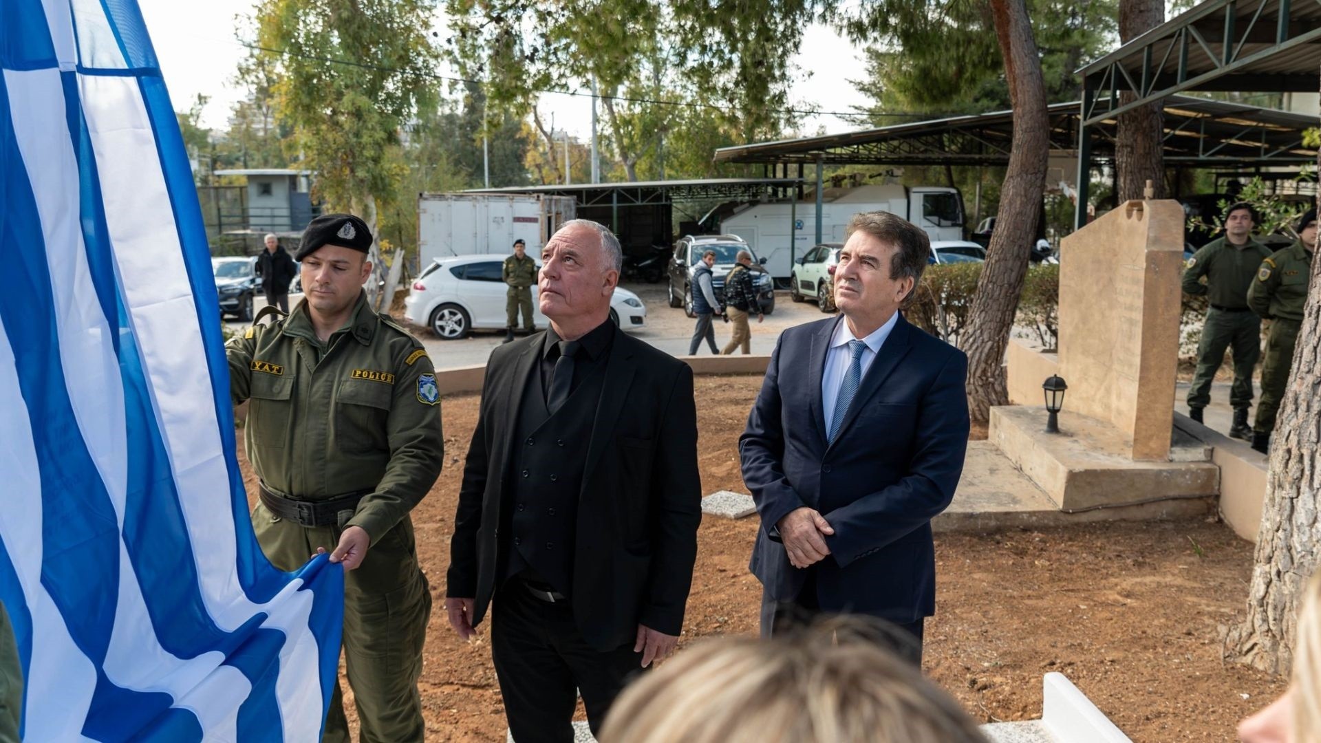 Γιώργος Λυγγερίδης: Αποκαλύφθηκε το μνημείο του στην έδρα των ΜΑΤ ...