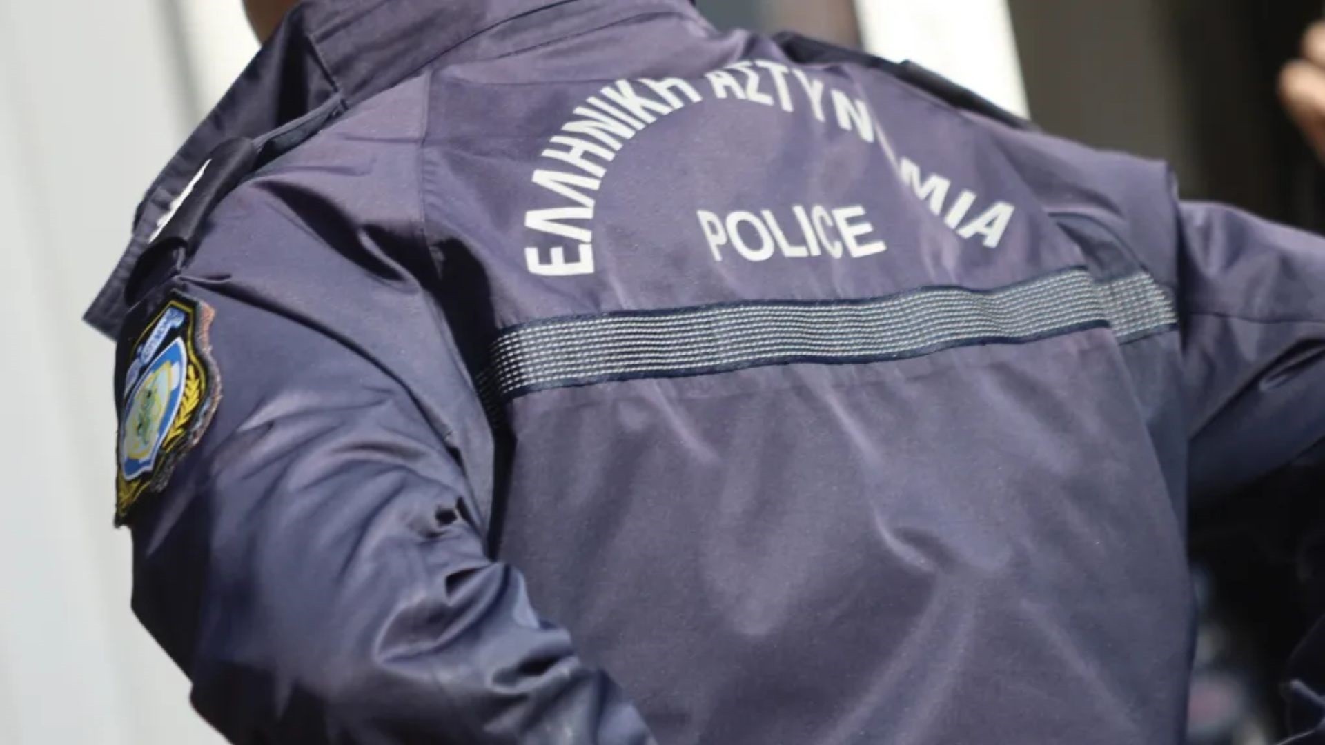 Χειροπέδες και σε δεύτερο αστυνομικό της Βουλής για ενδοοικογενειακή ...