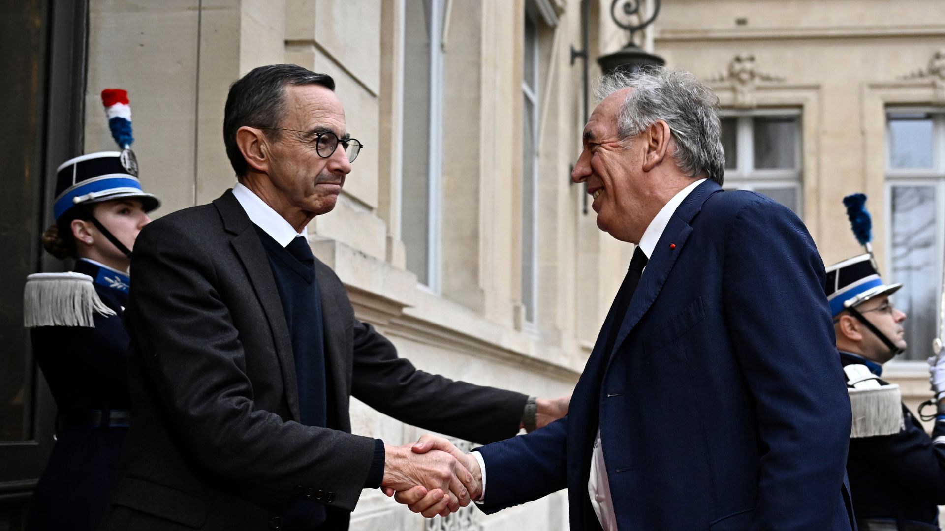 Γαλλία: «Κλείνει το μάτι» στη Λε Πεν η νέα κυβέρνηση του Μπαϊρού ...