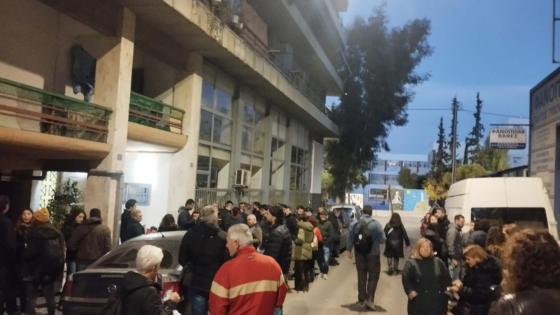 Κινητοποίηση στα Σεπόλια για να αποτραπεί έξωση οικογένειας με παιδί ...