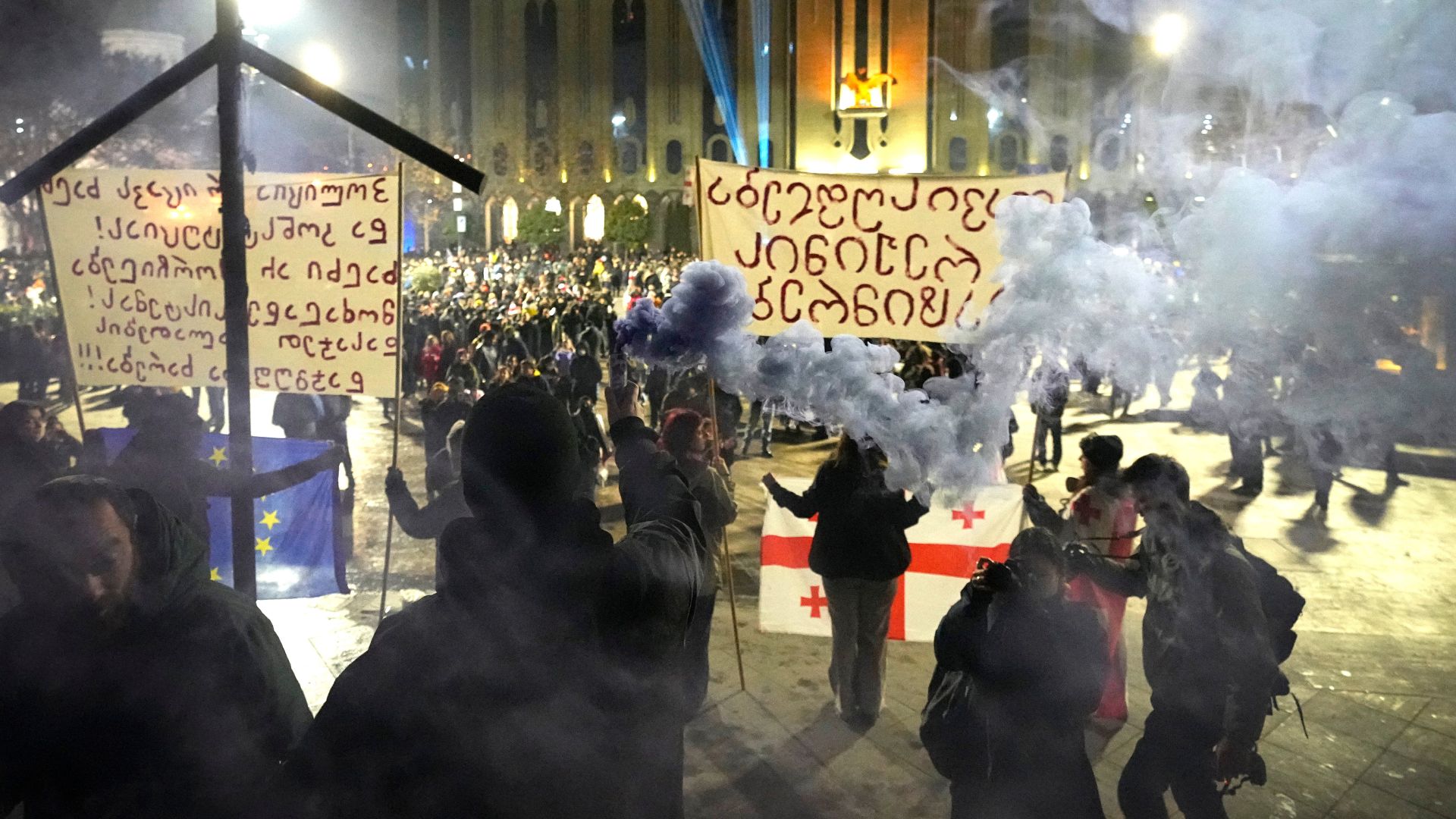 Εντείνεται η κρίση στη Γεωργία: Χιλιάδες αντικυβερνητικοί διαδηλωτές ...