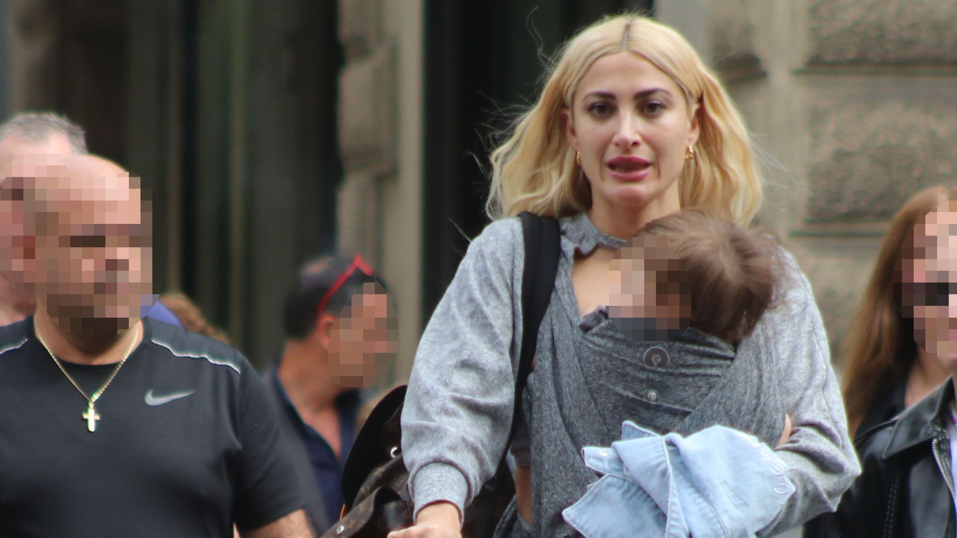 Ιωάννα Τούνη: «Τούρμπο» η influencer στο αεροδρόμιο Θεσσαλονίκης – Αναμονή 8 ωρών με τον γιο της ...