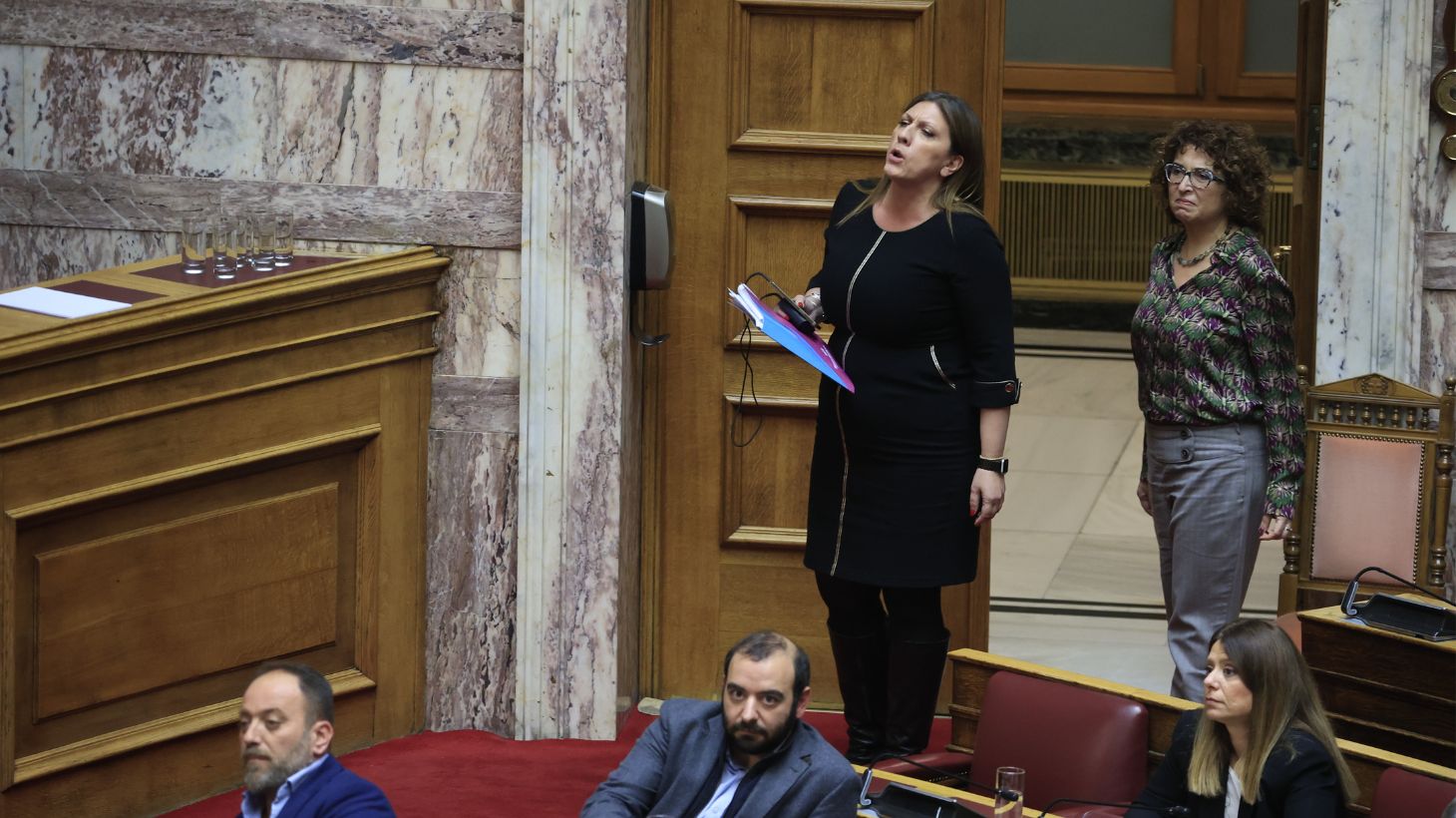 Ζωή Κωνσταντοπούλου – Γιώργος Λαμπρούλης: Έγιναν μαλλιά κουβάρια στη ...