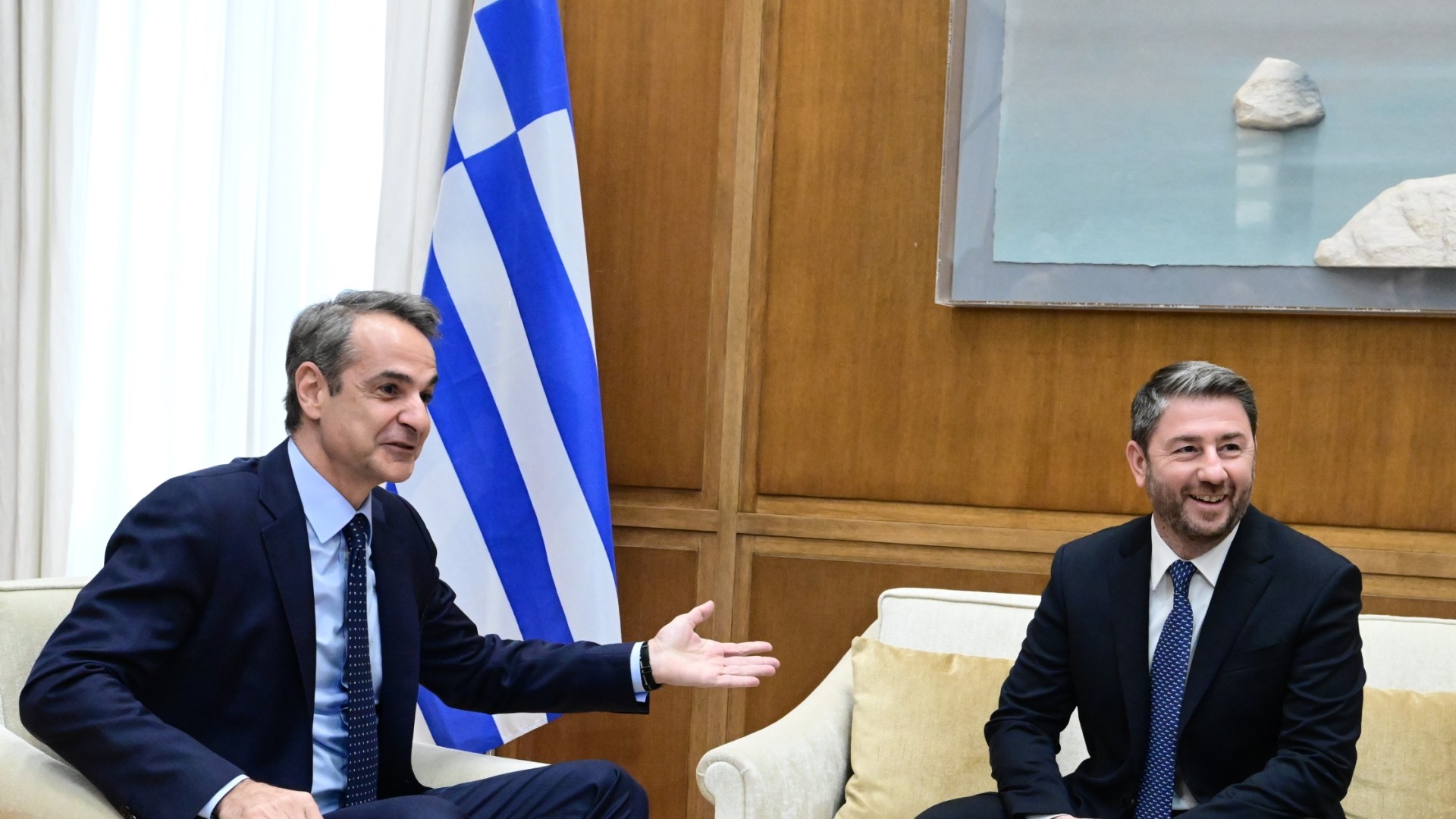 Λύθηκε το… μυστήριο: Γιατί ο Ανδρουλάκης δεν έφαγε τους κουραμπιέδες ...