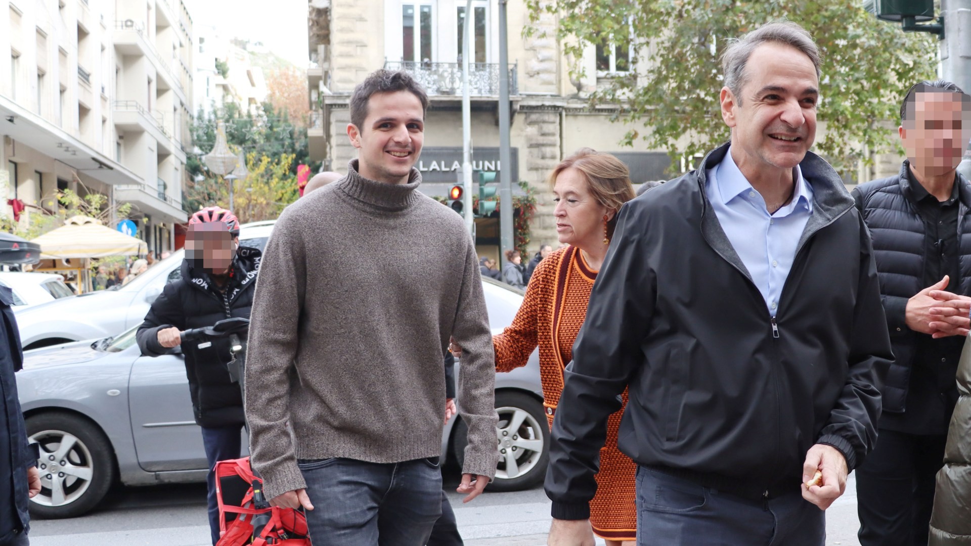 Κυριάκος Μητσοτάκης: Βόλτα στην Αθήνα, με το γιο του, Κωνσταντίνο ...