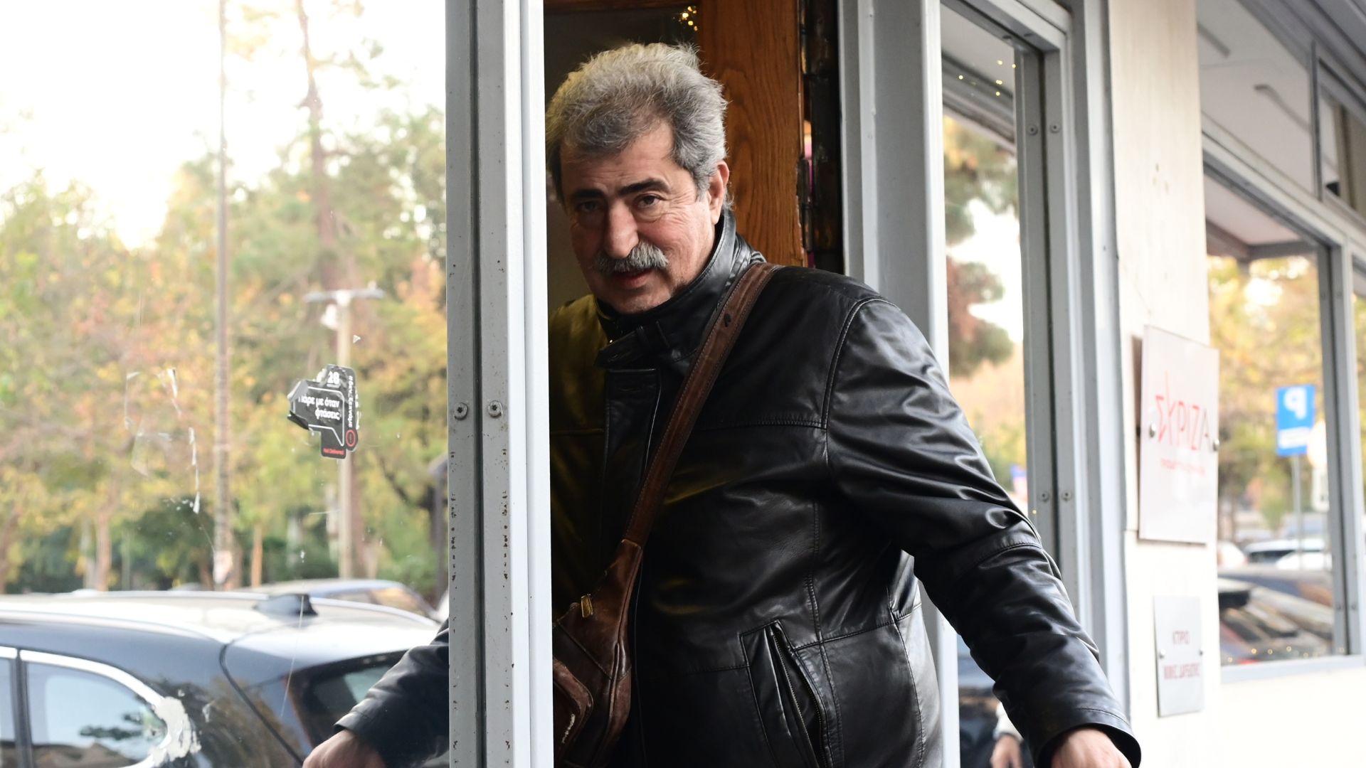 Ο Πολάκης δημοσίευσε φωτογραφίες με υπερτιμολογήσεις στη Ναυπακτία για ...