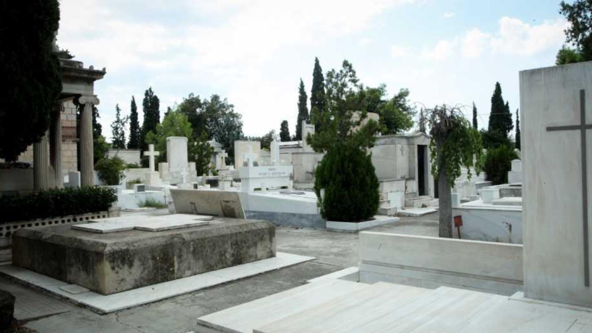 Λίγο έλειψε να κλείσει το Γ’ Νεκροταφείο για υγειονομικούς λόγους ...