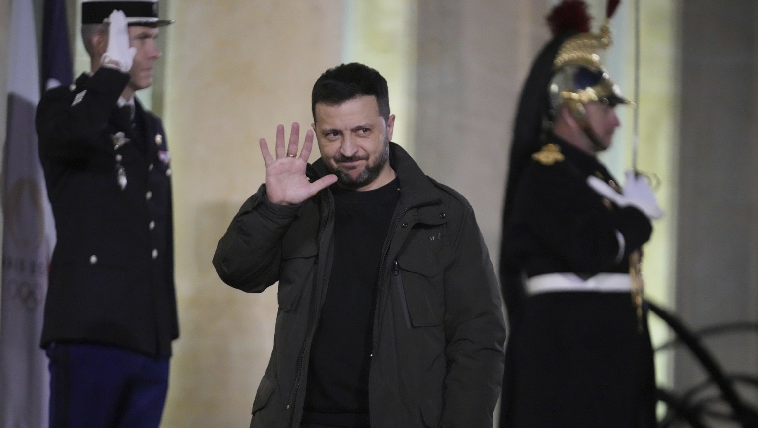 Γαλλία: Ο Ζελένσκι χειροκροτήθηκε κατά την είσοδό του στην Παναγία των ...