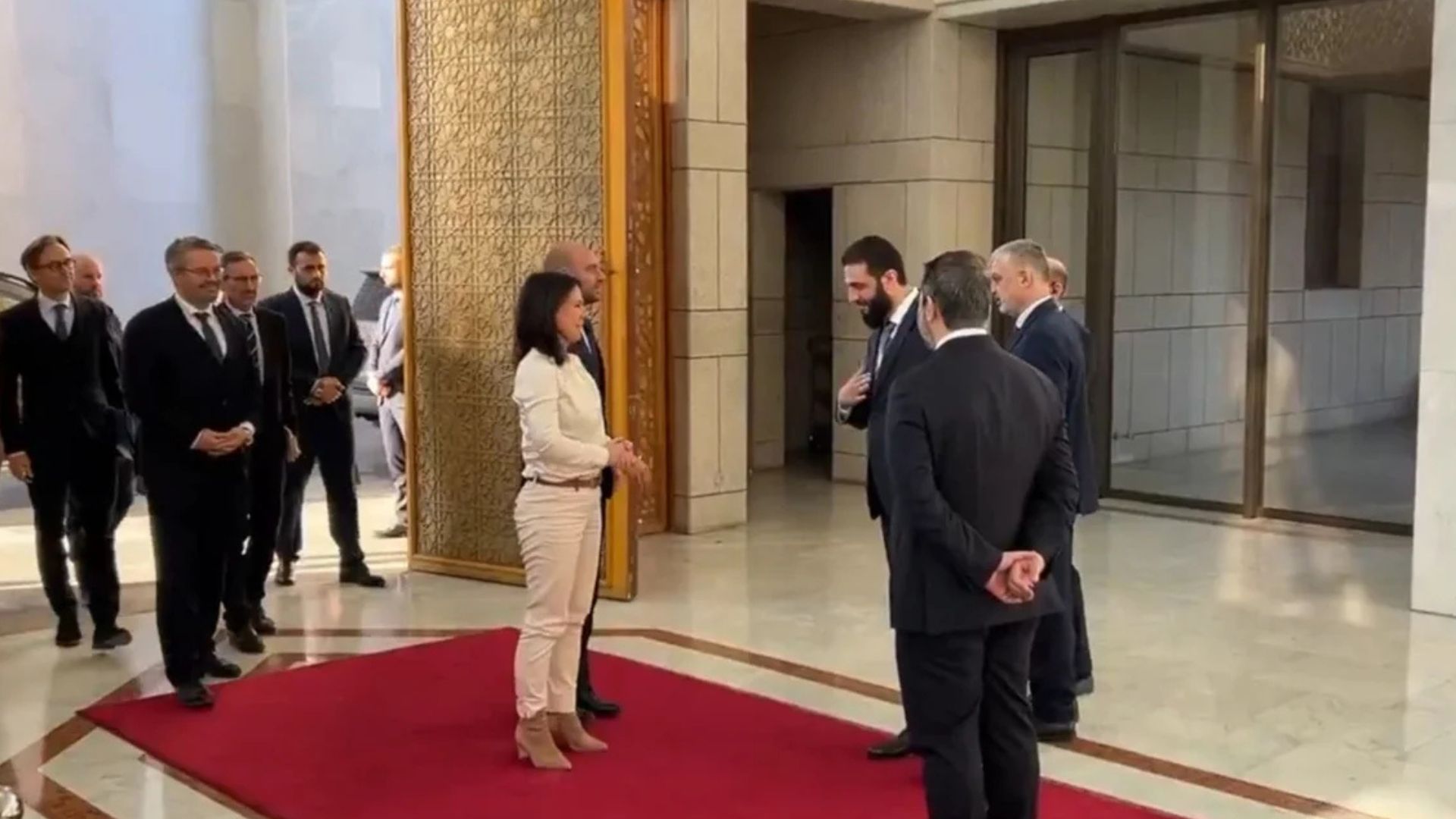 Αλ Τζολάνι: Νεύμα στην Μπέρμποκ επειδή είναι… γυναίκα – Υποδέχθηκε δια ...