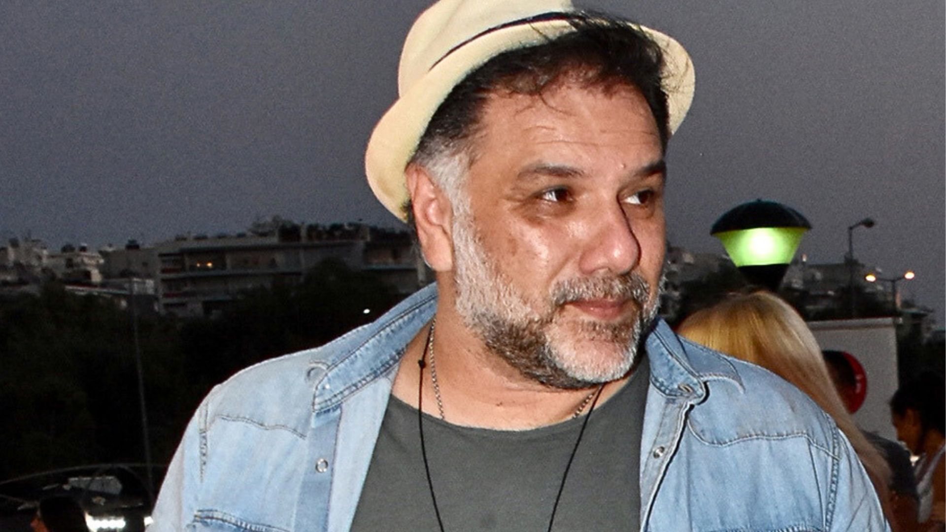 Γρηγόρης Αρναούτογλου: Ποζάρει με τον πατέρα του στα γυρίσματα ...