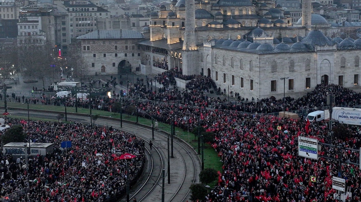 Τουρκία: Χιλιάδες πολίτες γιόρτασαν την έλευση του 2025 με πορεία υπέρ ...